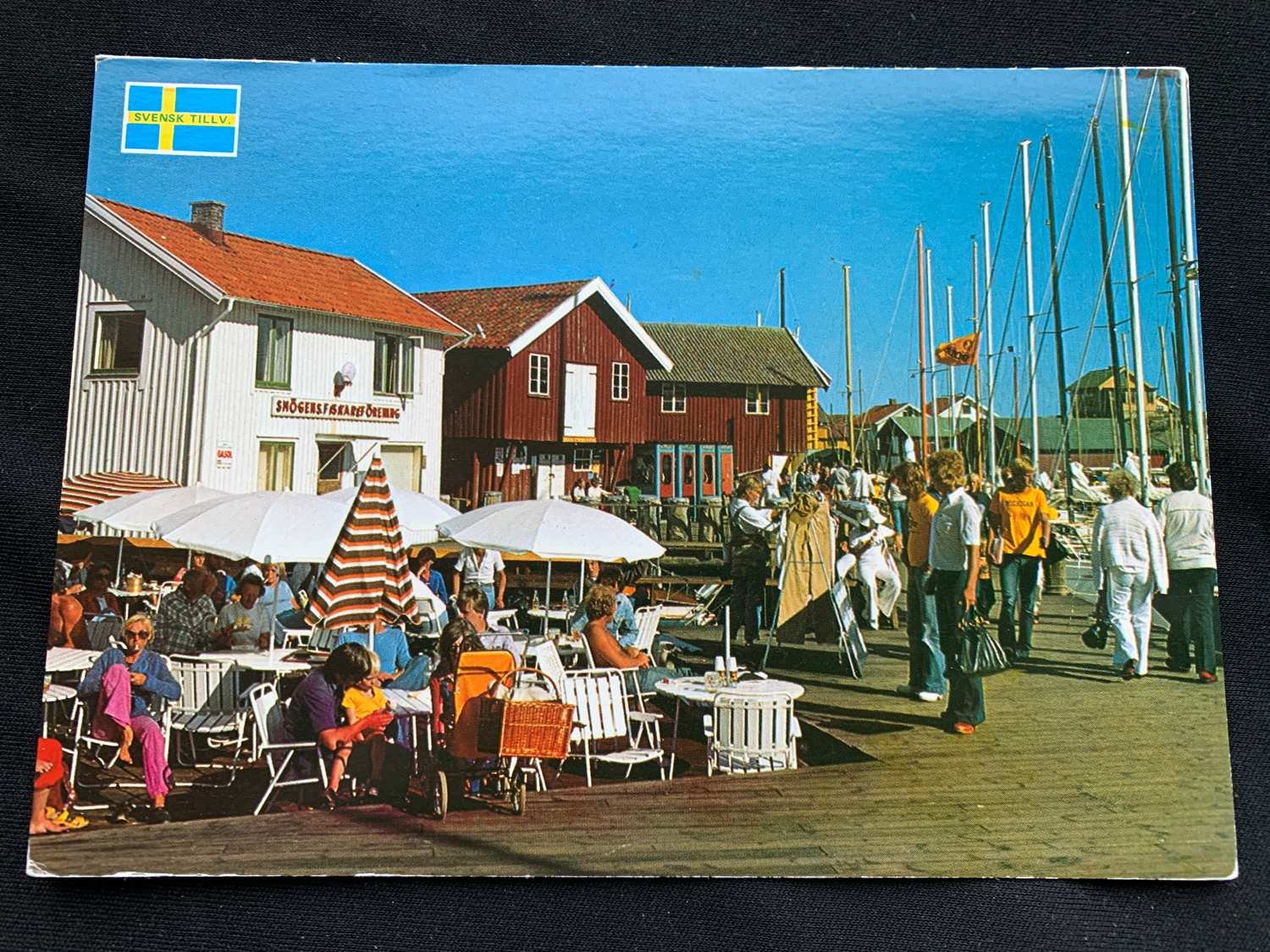 Smögen - sommar vid bryggan med folkliv | Köp på Tradera (570686736)