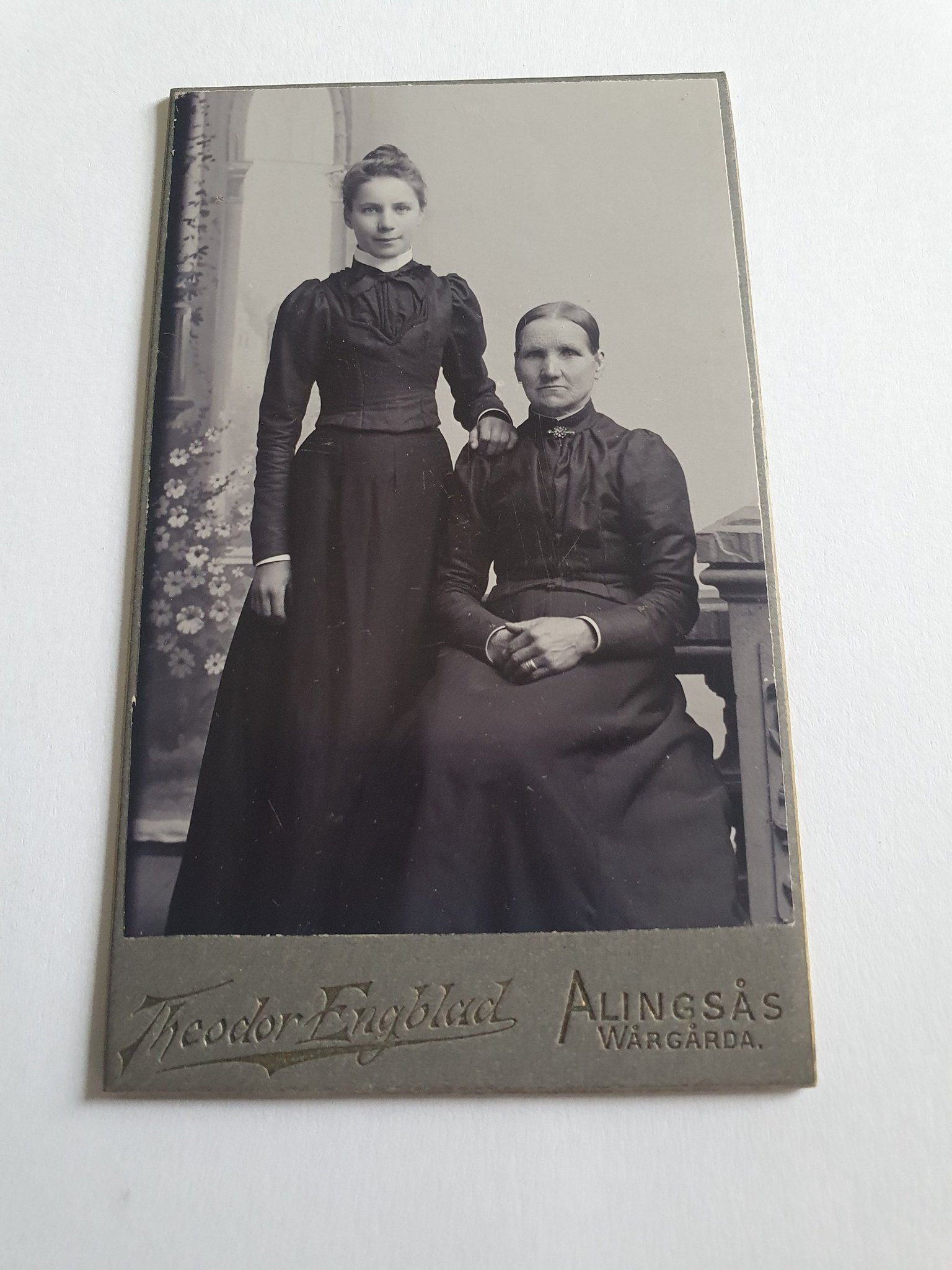 Se produkter som liknar Antikt Ateljekort Mor dotter .. på Tradera ...