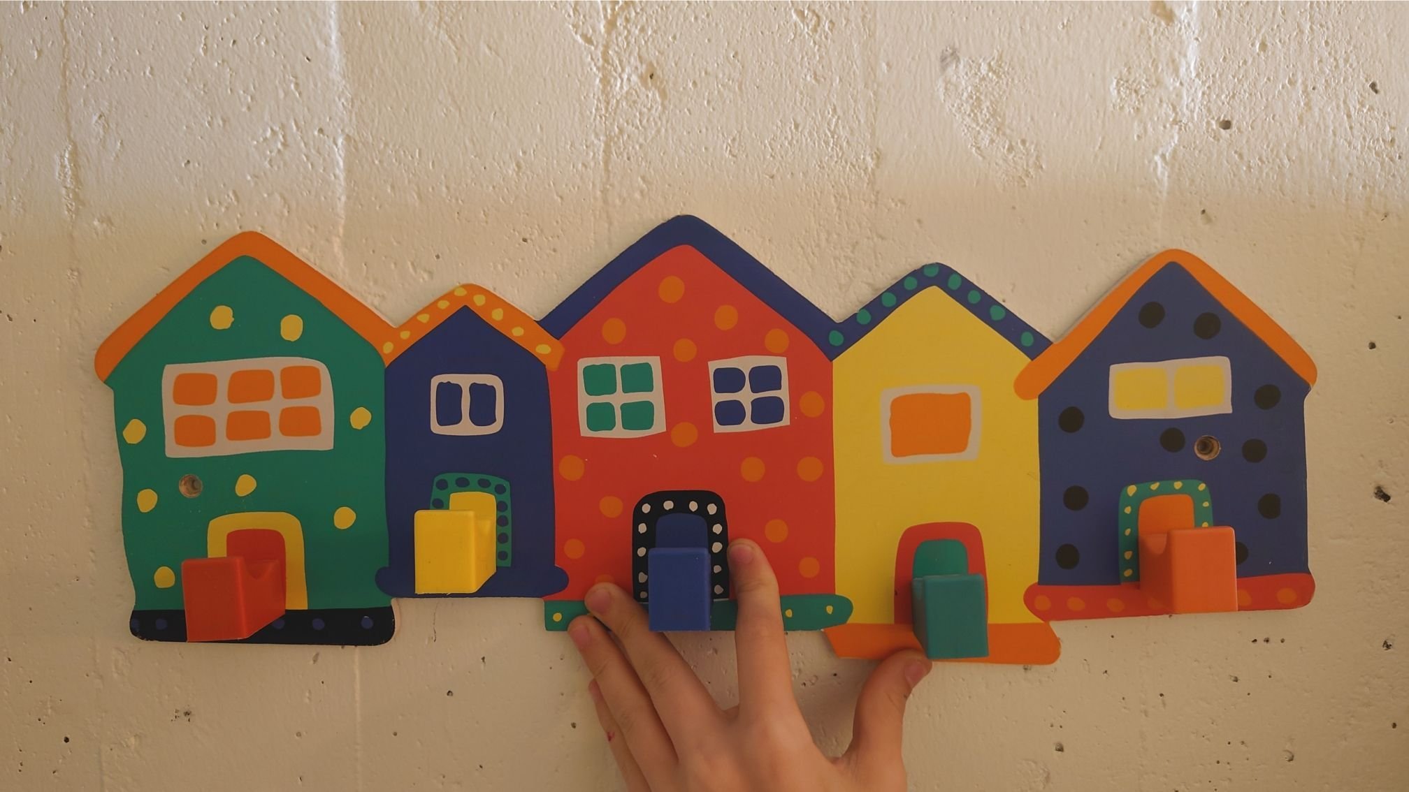 Se produkter som liknar Klädhängare, krokar för barnrum på Tradera ...