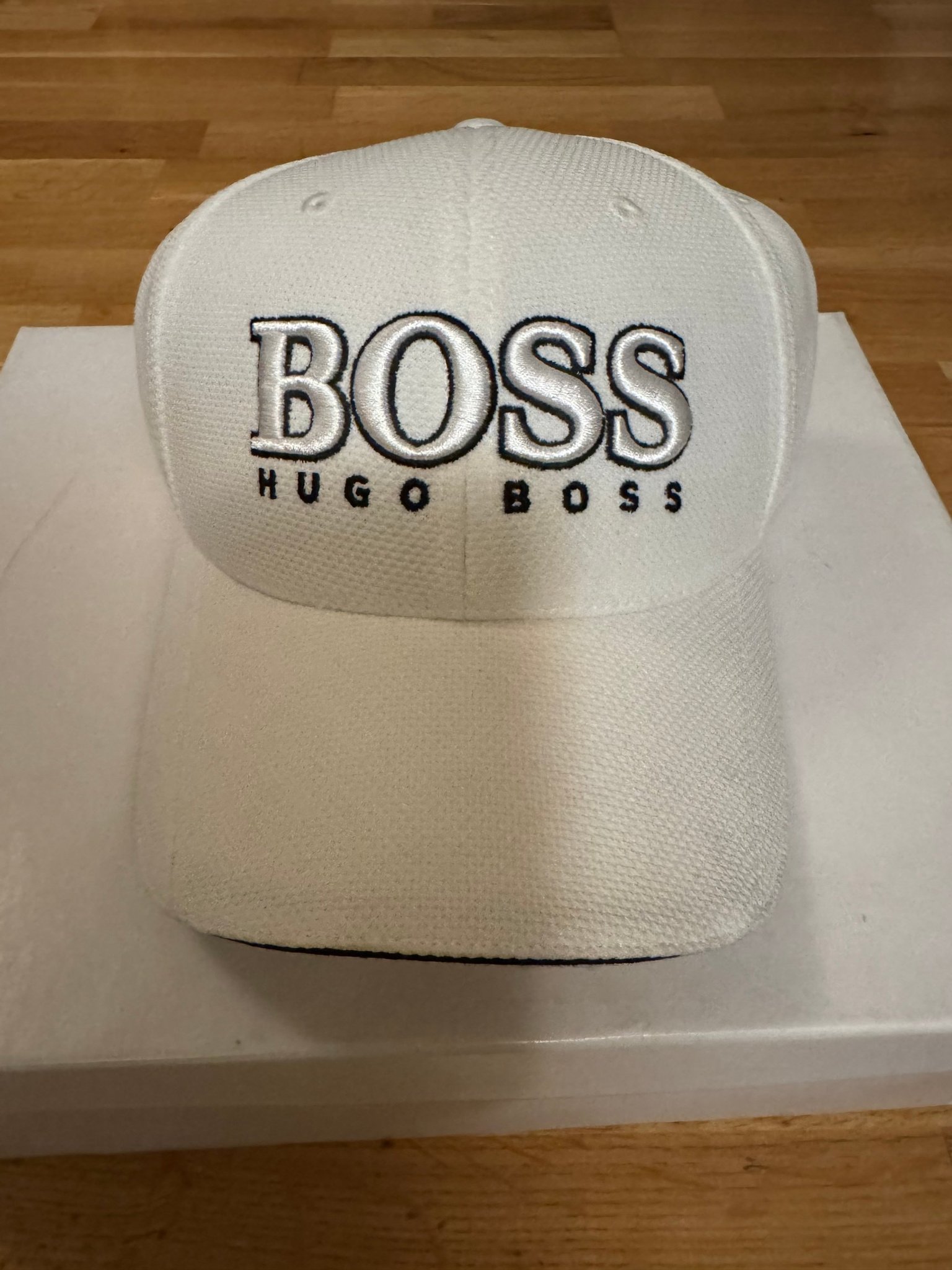 Hugo Boss vit keps | Köp på Tradera (707650098)