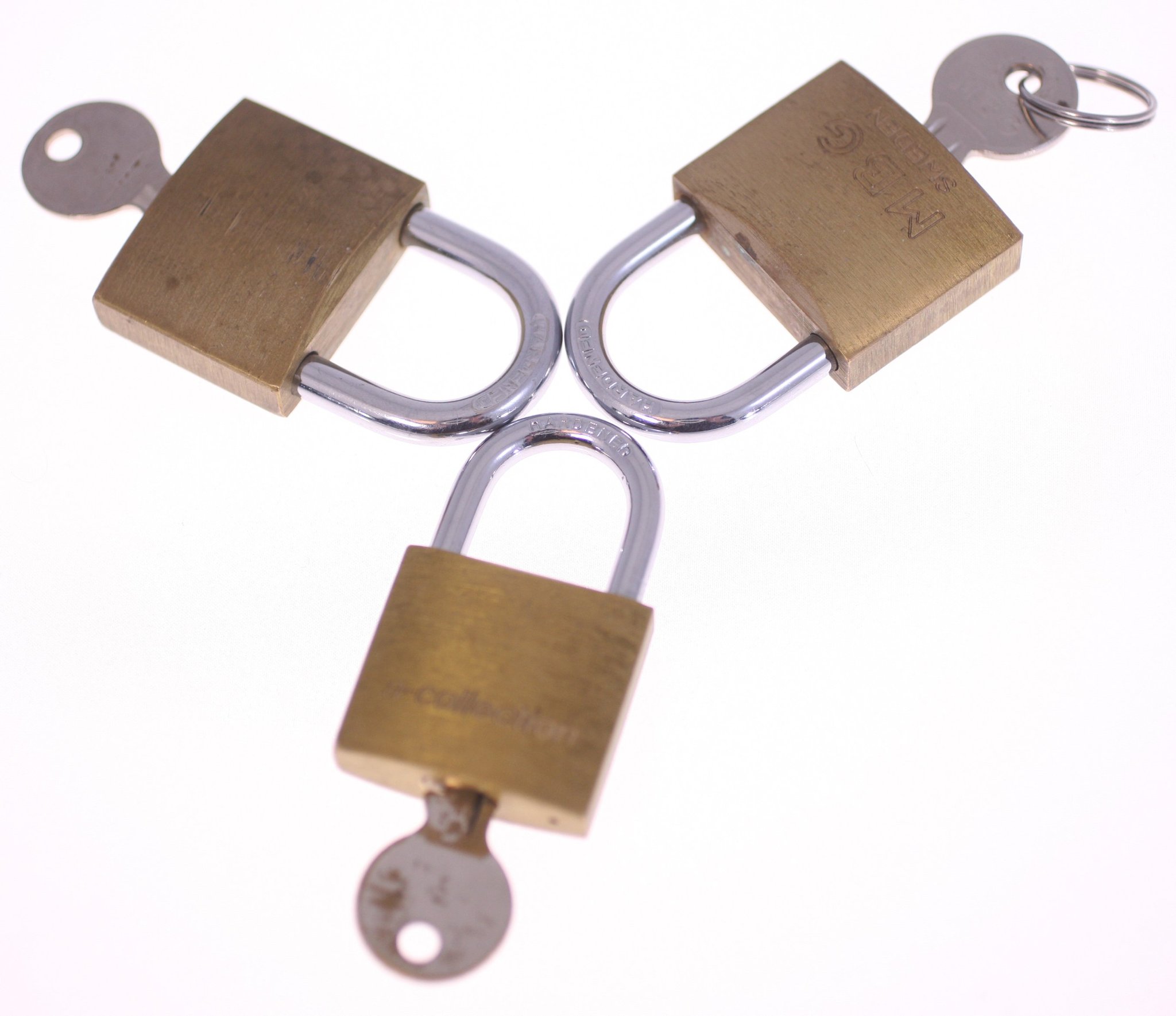 Three brass padlocks with one key per lock-hard.. | Köp på Tradera ...