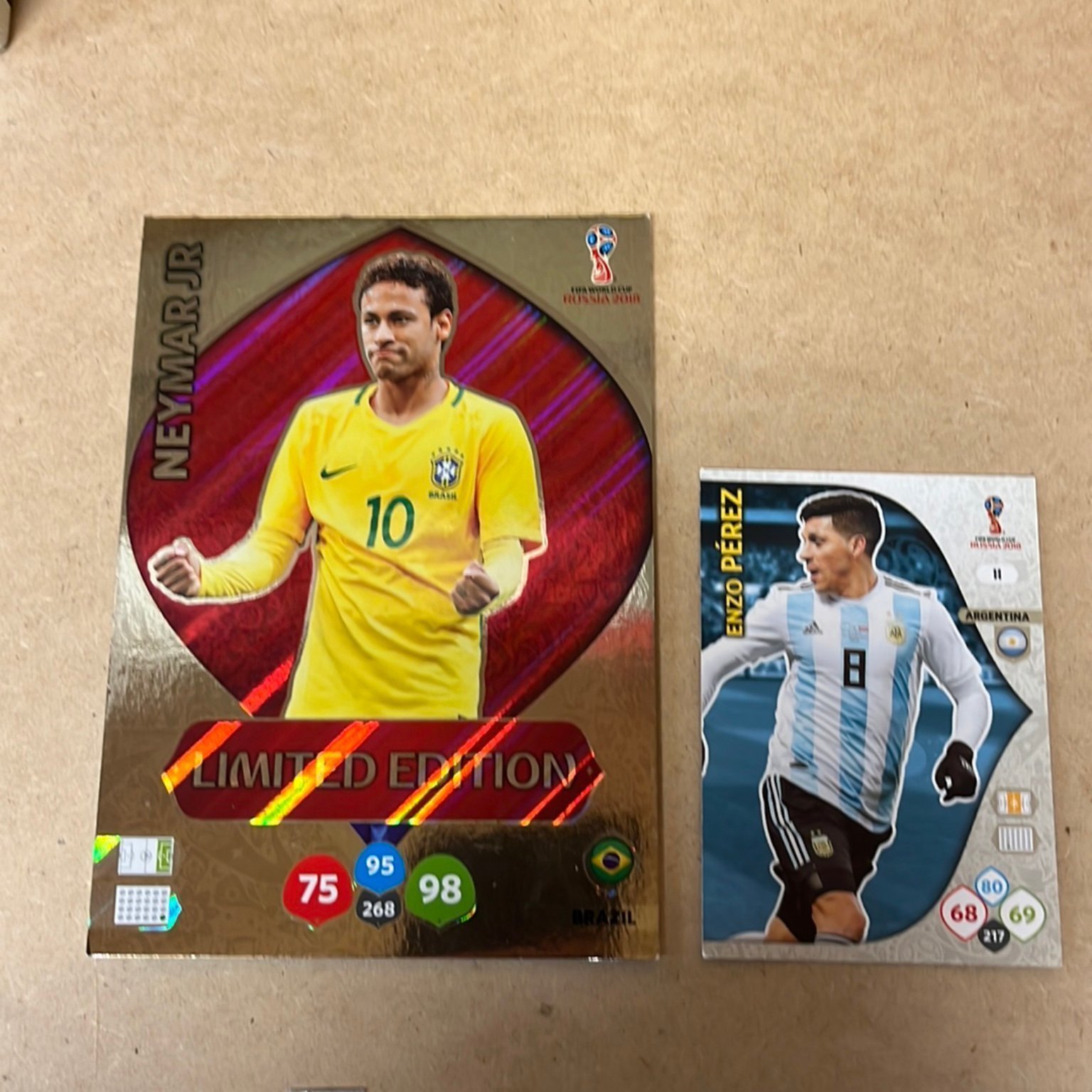 Se produkter som liknar XXL STORT FOTBOLLSKORT NEYMAR.. på Tradera (629762764)