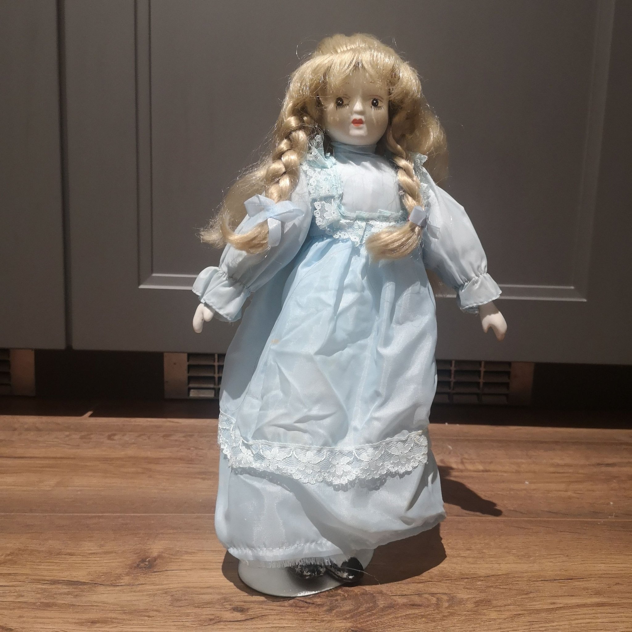 Se produkter som liknar Porslinsdocka med blå klänning på Tradera ...