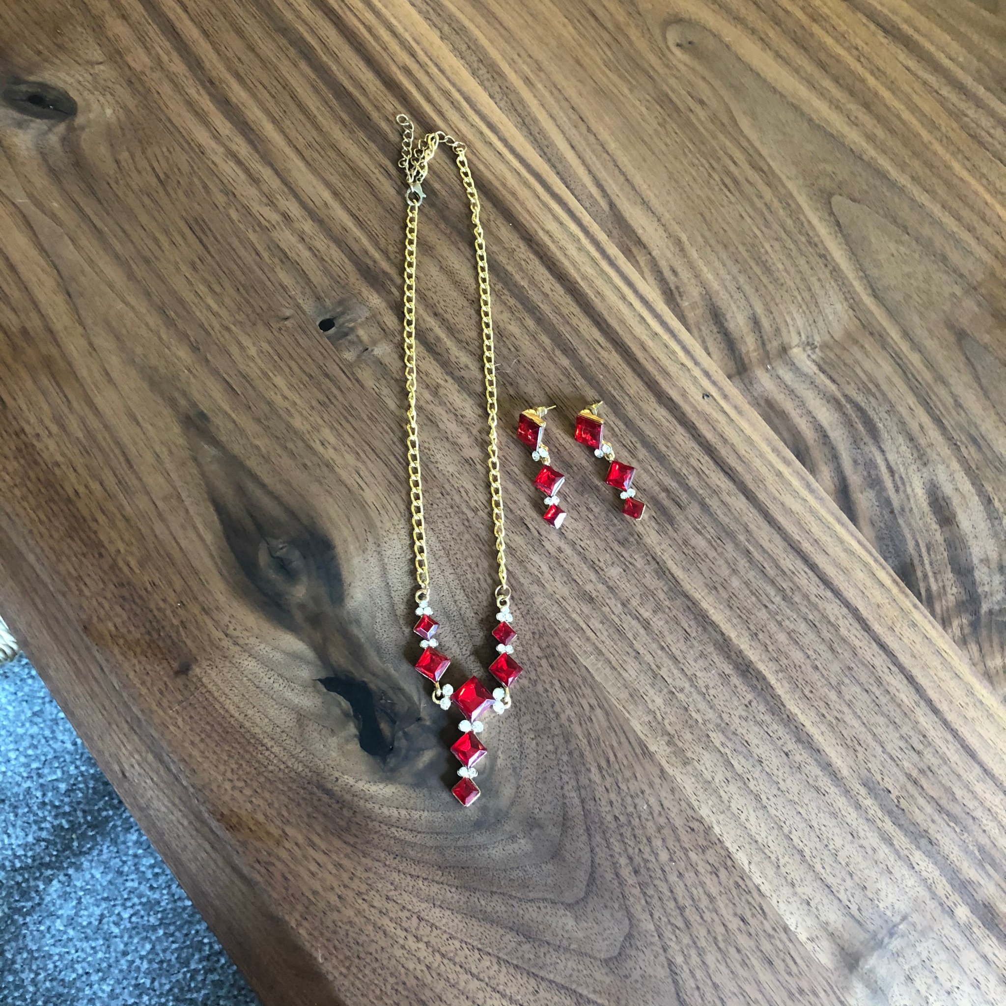 Halsband och örhängen med röda stenar (408282359) ᐈ Köp på Tradera Halsband och örhängen med röda stenar (408282359) ᐈ Köp på Tradera