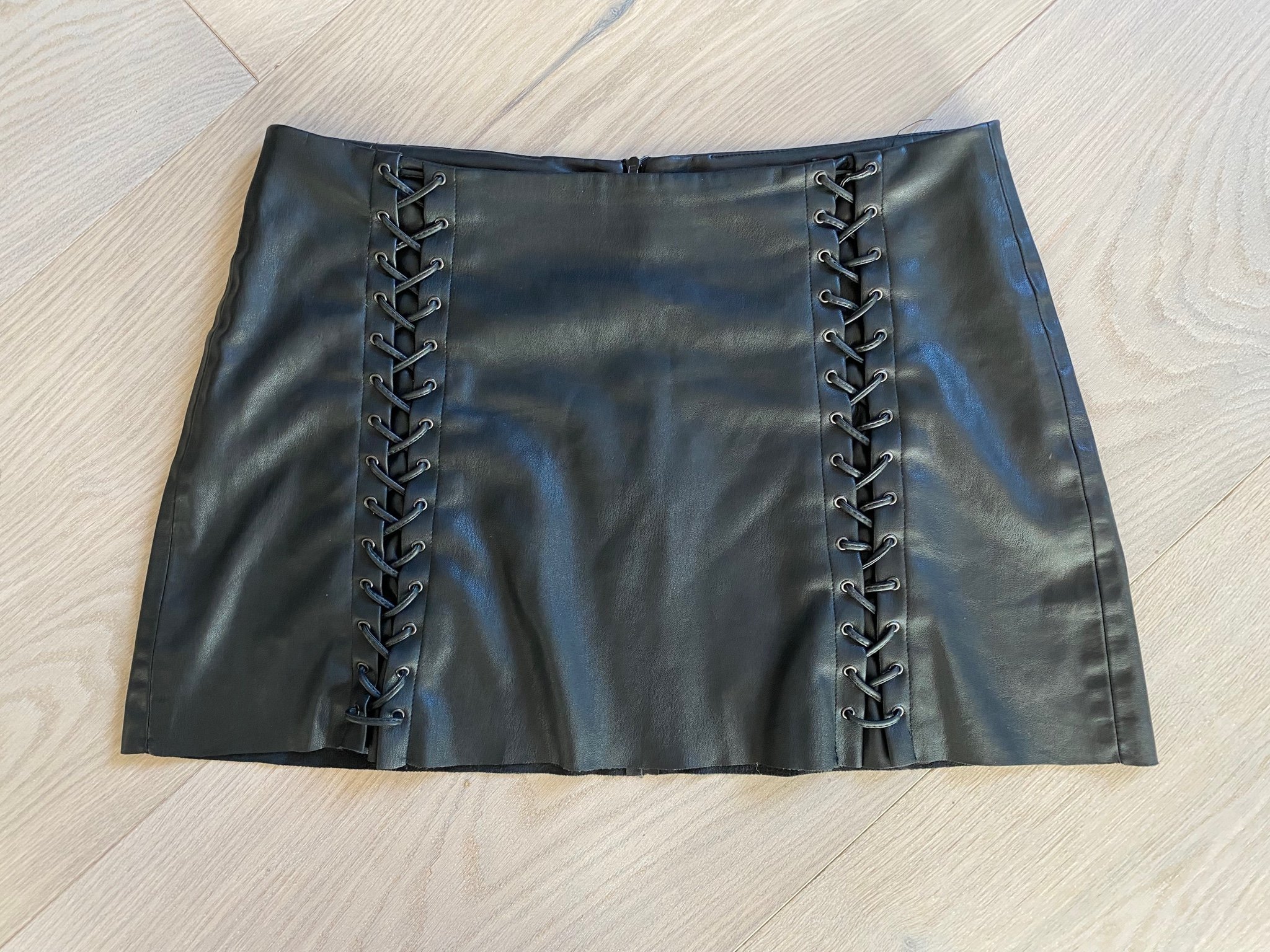 Zara svart trendig kort kjol vårkjol ”skinnkjol.. | Köp på Tradera (595426465)