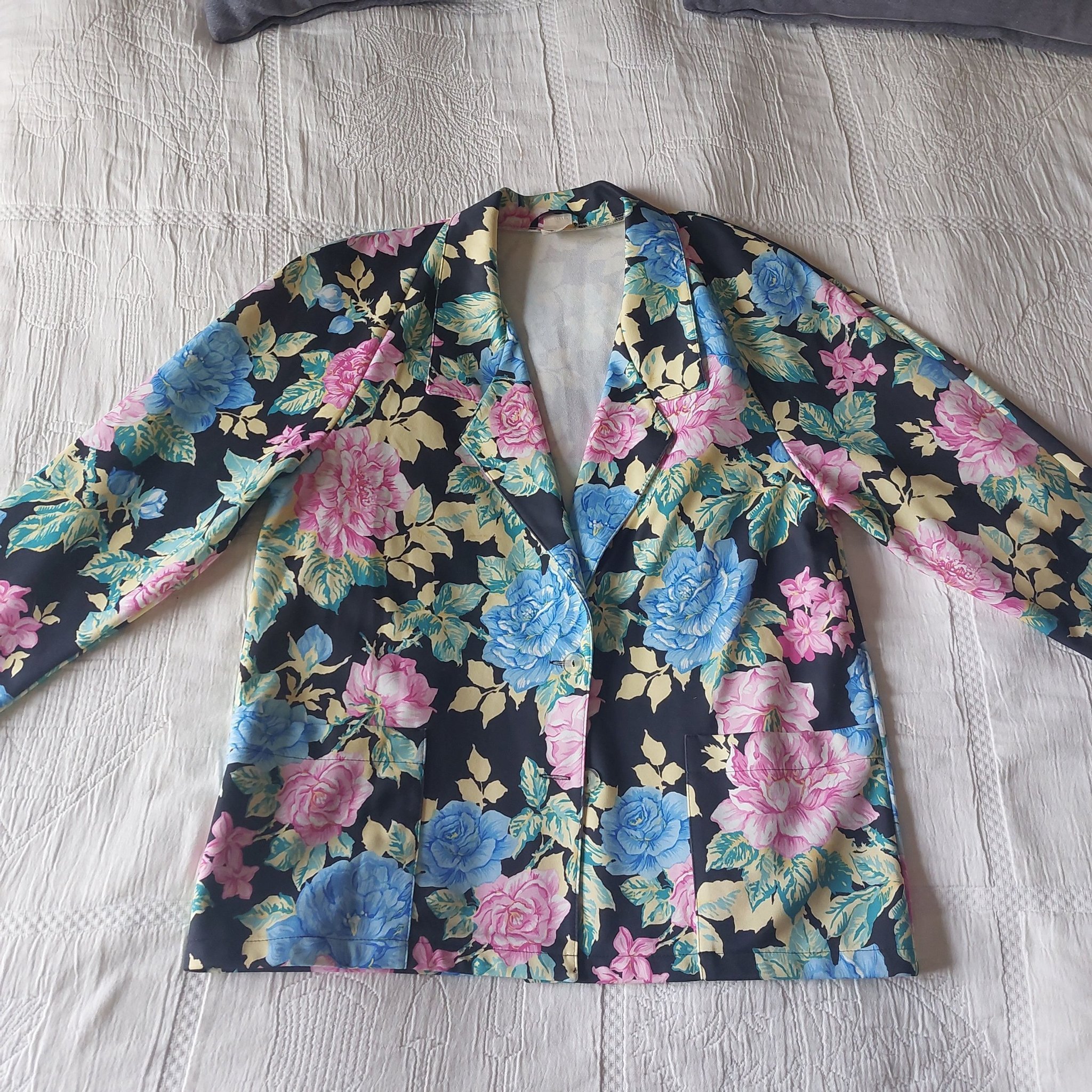 Se produkter som liknar Blommig kavaj från Finn Karel.. på Tradera ...