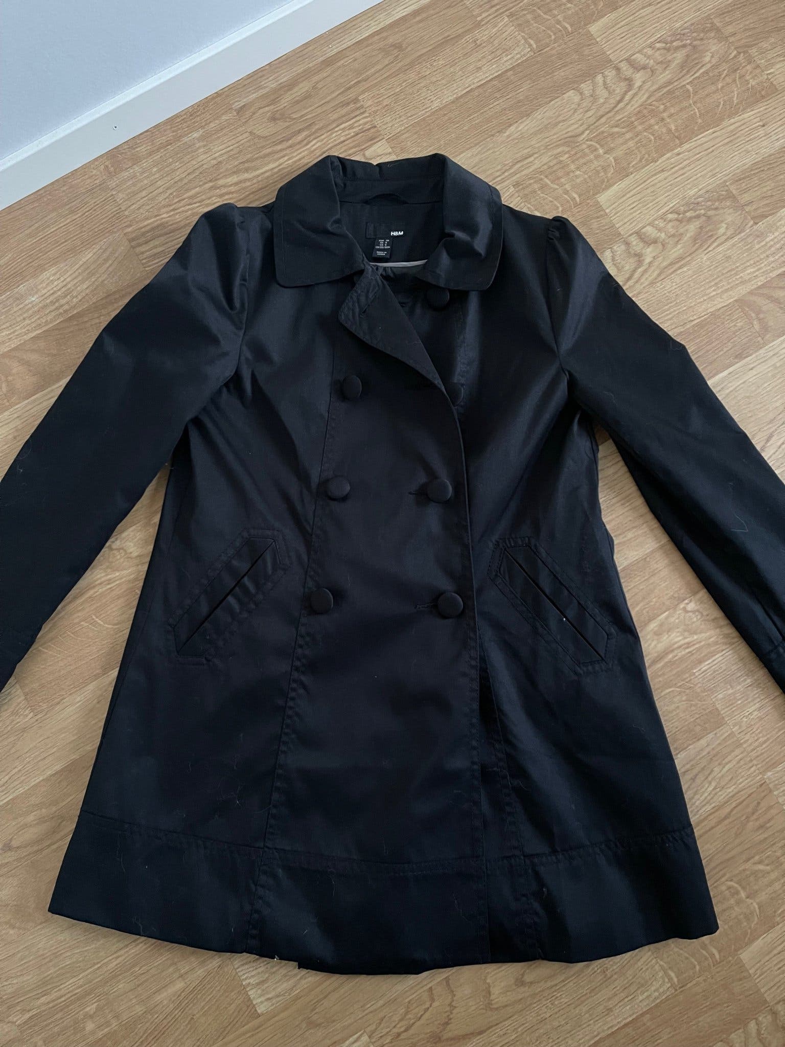 Se produkter som liknar Svart kort kappa, H&M, strl 38 på Tradera ...