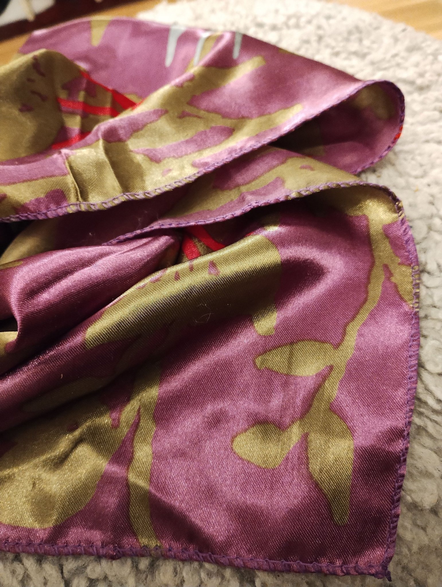 Vit, röd, guld, lila sjal 150 cm lång och ca 31.. | Köp på Tradera ...