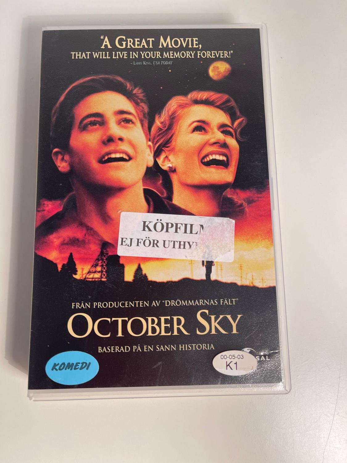 VHS - October Sky. Jake Gyll.. | Köp från Retroleksaker på Tradera ...