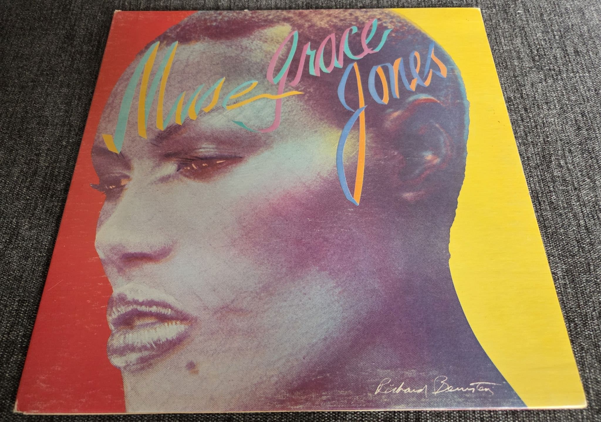 Se produkter som liknar grace jones "muse" (LP, gatef.. på Tradera ...