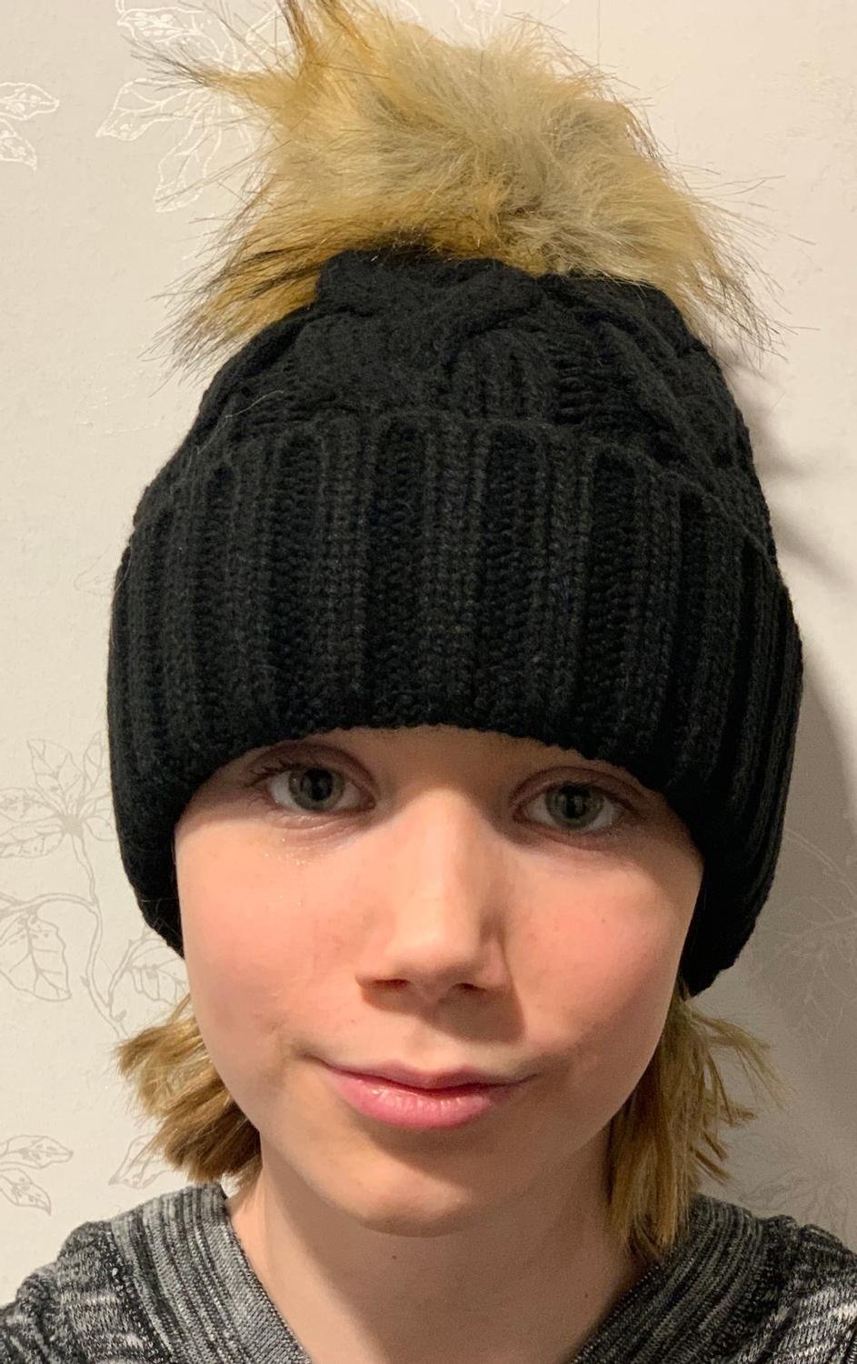 Svart virkad toppluva mössa med brun tofs Stl. .. | Köp på Tradera ...