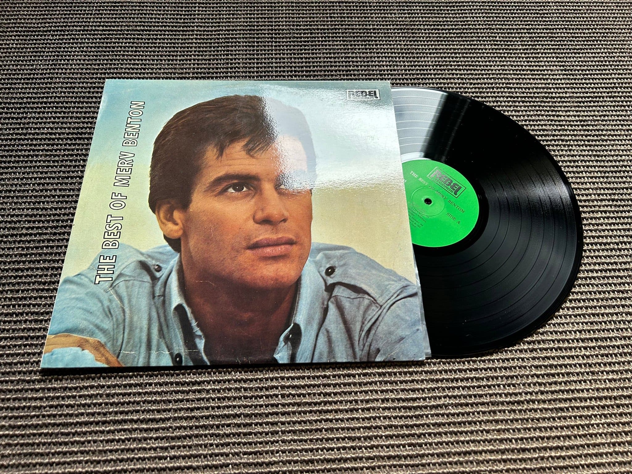Se produkter som liknar LP MERV BENTON BEST OF REBEL .. på Tradera ...
