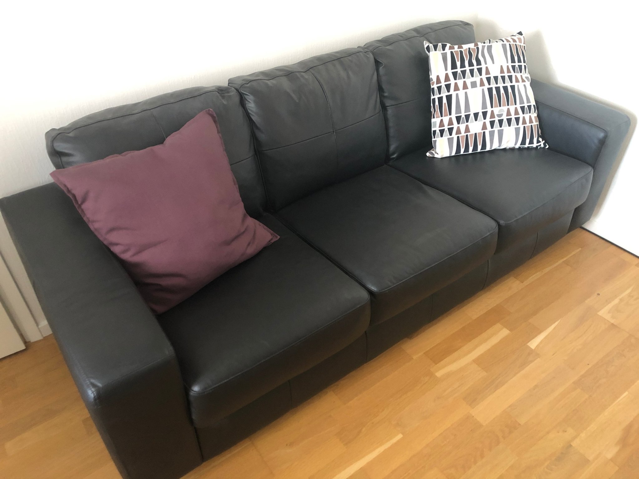 Ikea soffa skogaby 3-sits svart skinnsoffa lädersoffa. I fint skick.