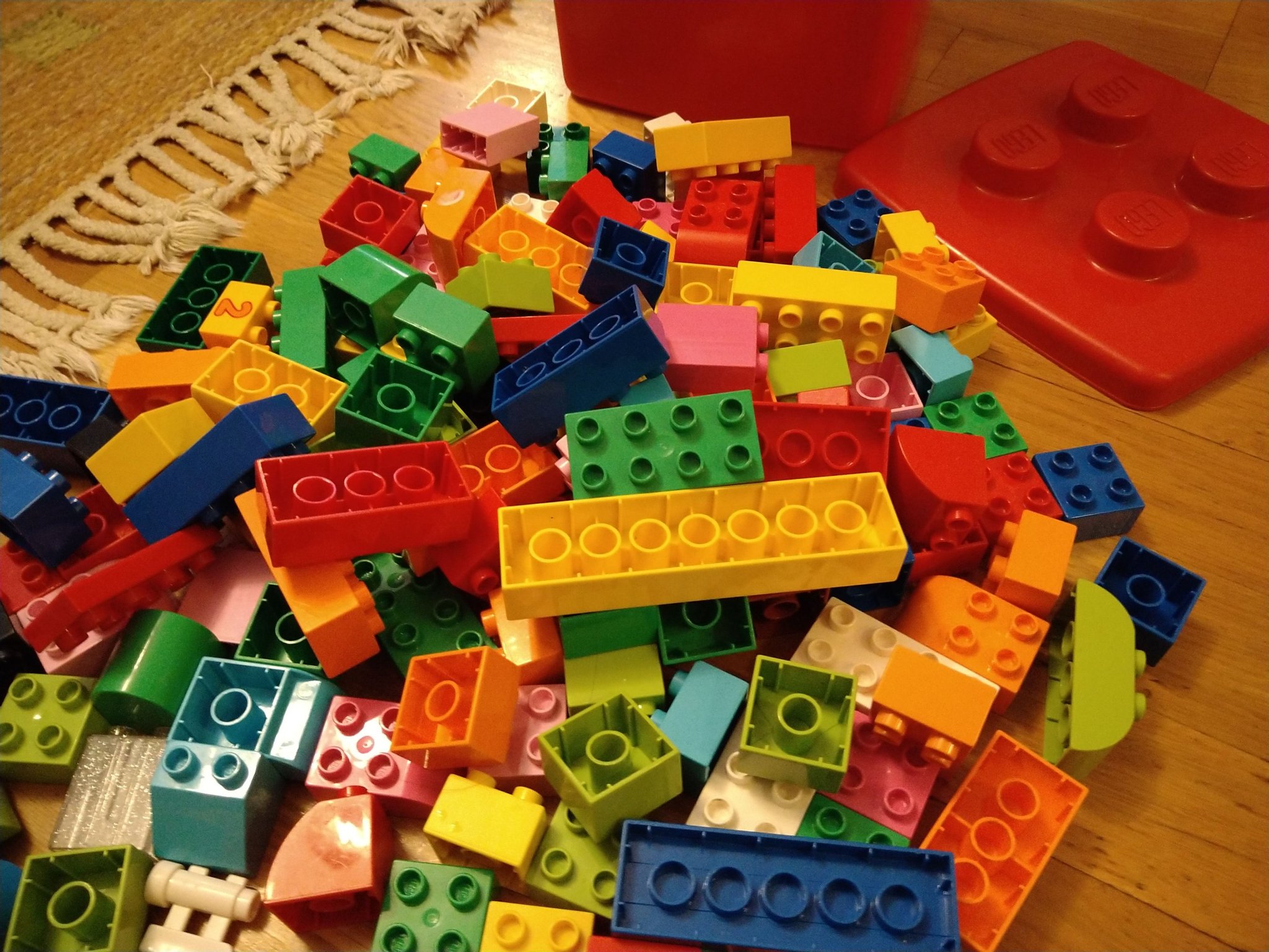 Ett parti / en lego hink full med DUPLO klossar.. | Köp på Tradera ...