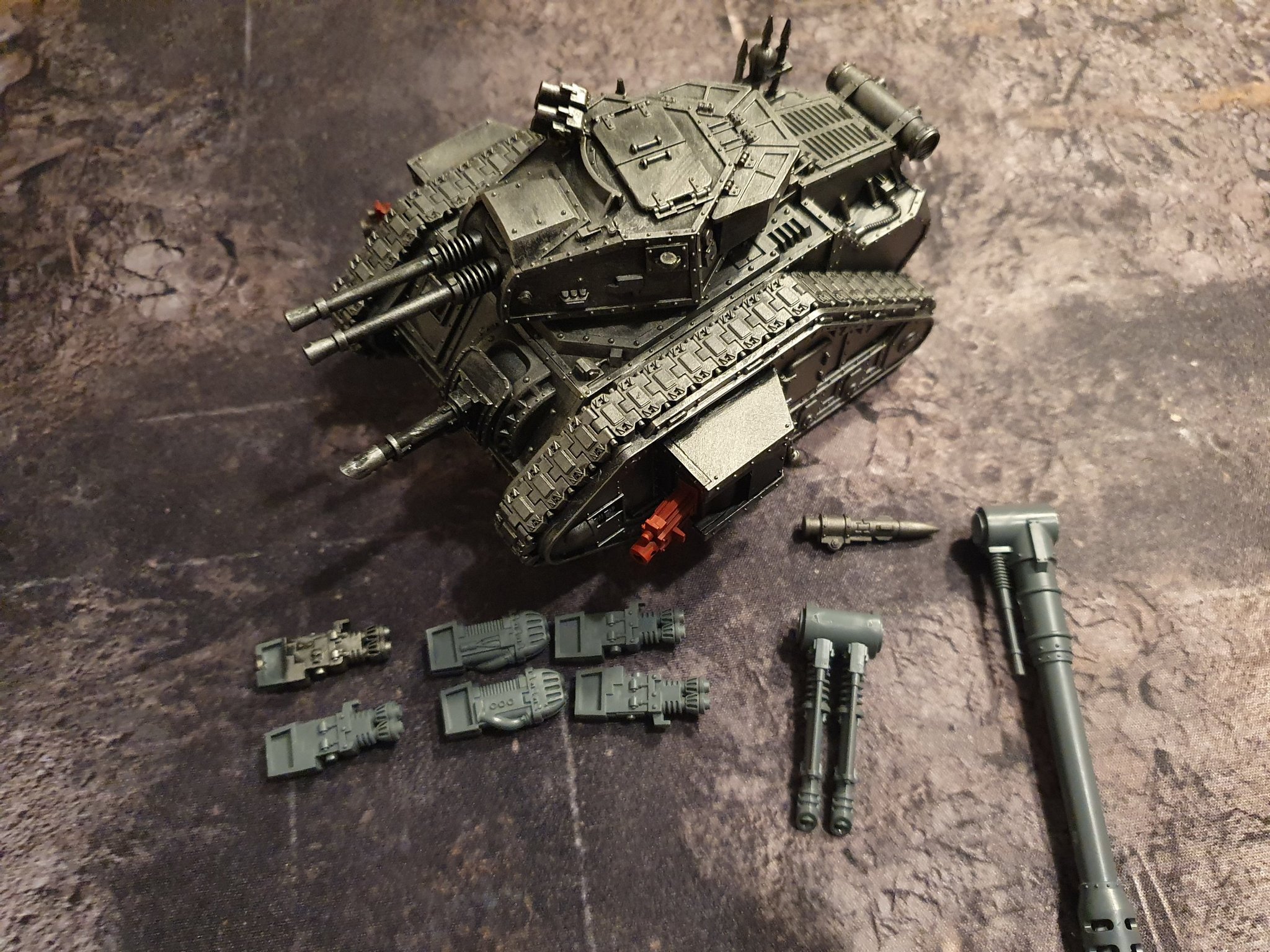 Se produkter som liknar 30k Leman Russ med sponsons -.. på Tradera ...