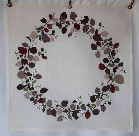 Broderad duk - Krans med löv och vita bär - Cla.. | Köp på Tradera ...
