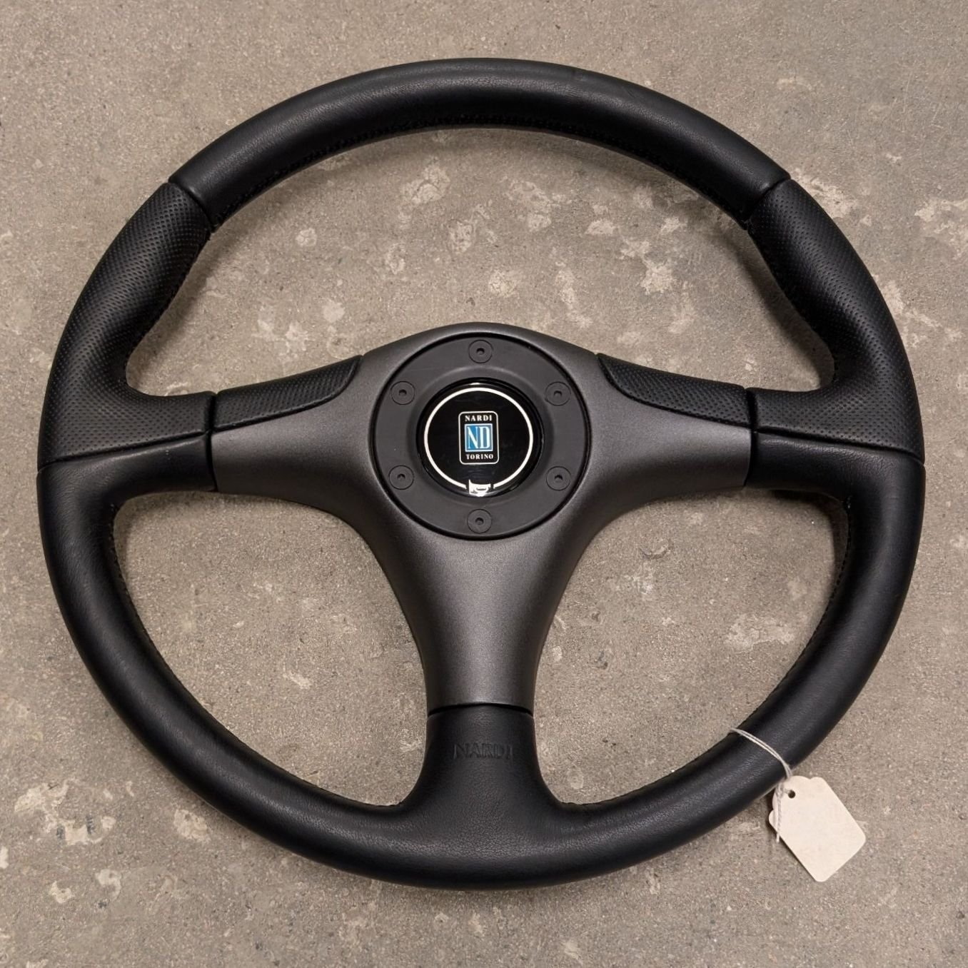 Se produkter som liknar NARDI Torino Z5 360mm Oanvänd på Tradera (690298171)