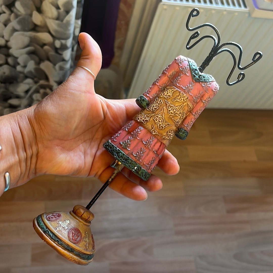 Smycke hängare i form av klänning. | Köp på Tradera (702298988)