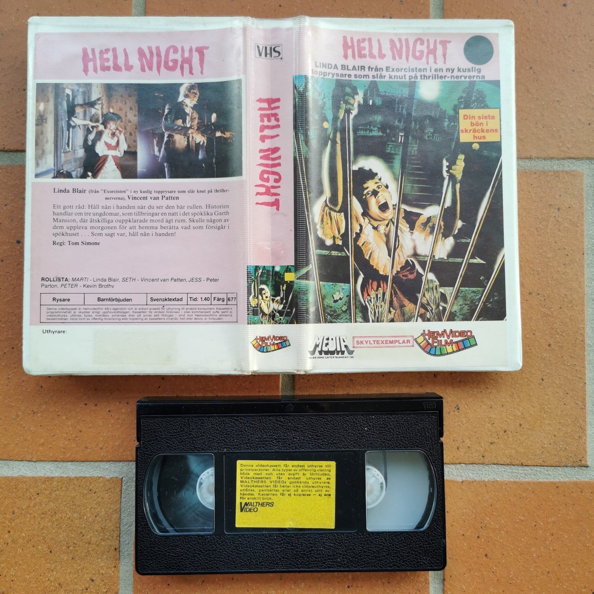Se produkter som liknar Hell Night VHS på Tradera (714918371)