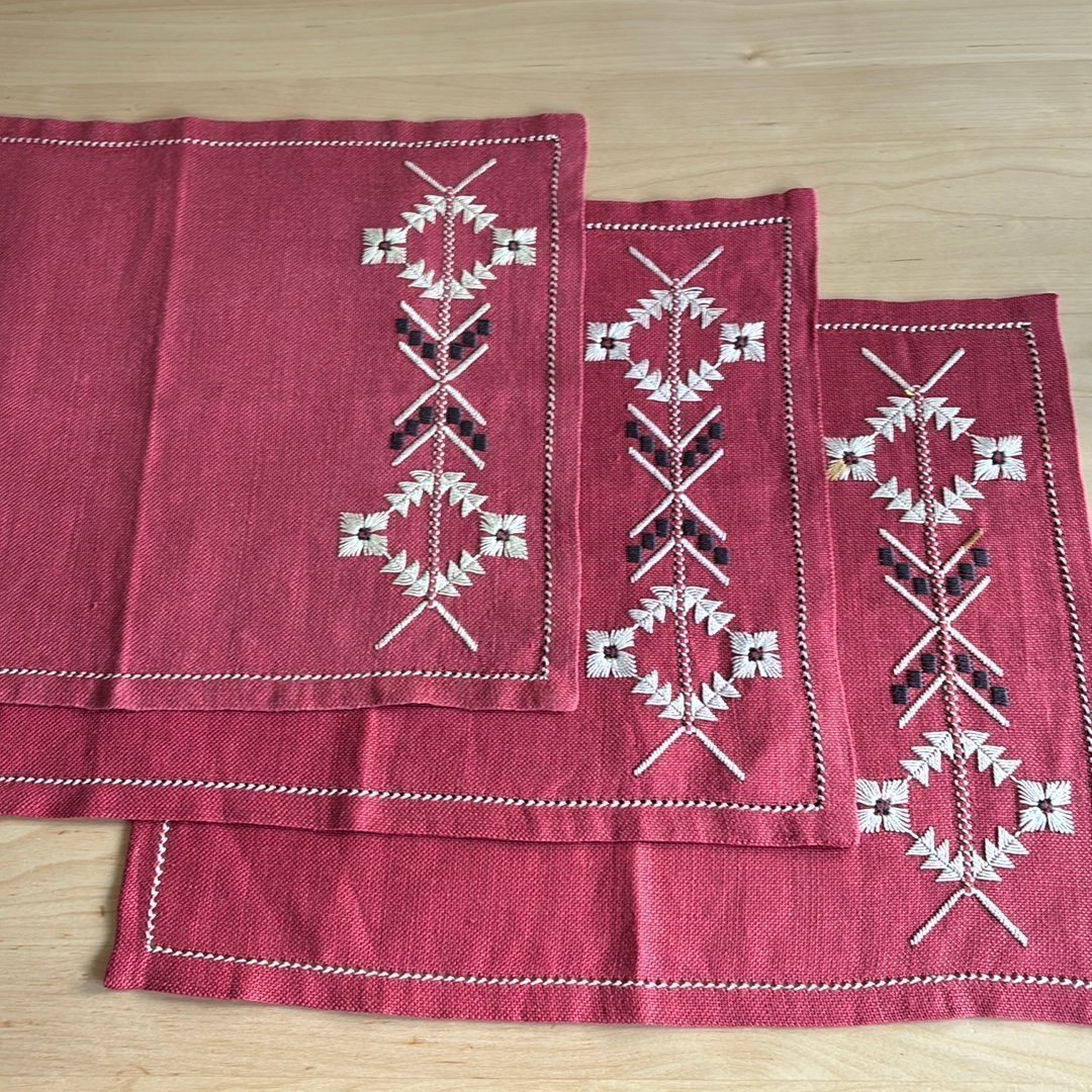 Tre Fina Broderade Tabletter Dukar | Köp på Tradera (697523782)