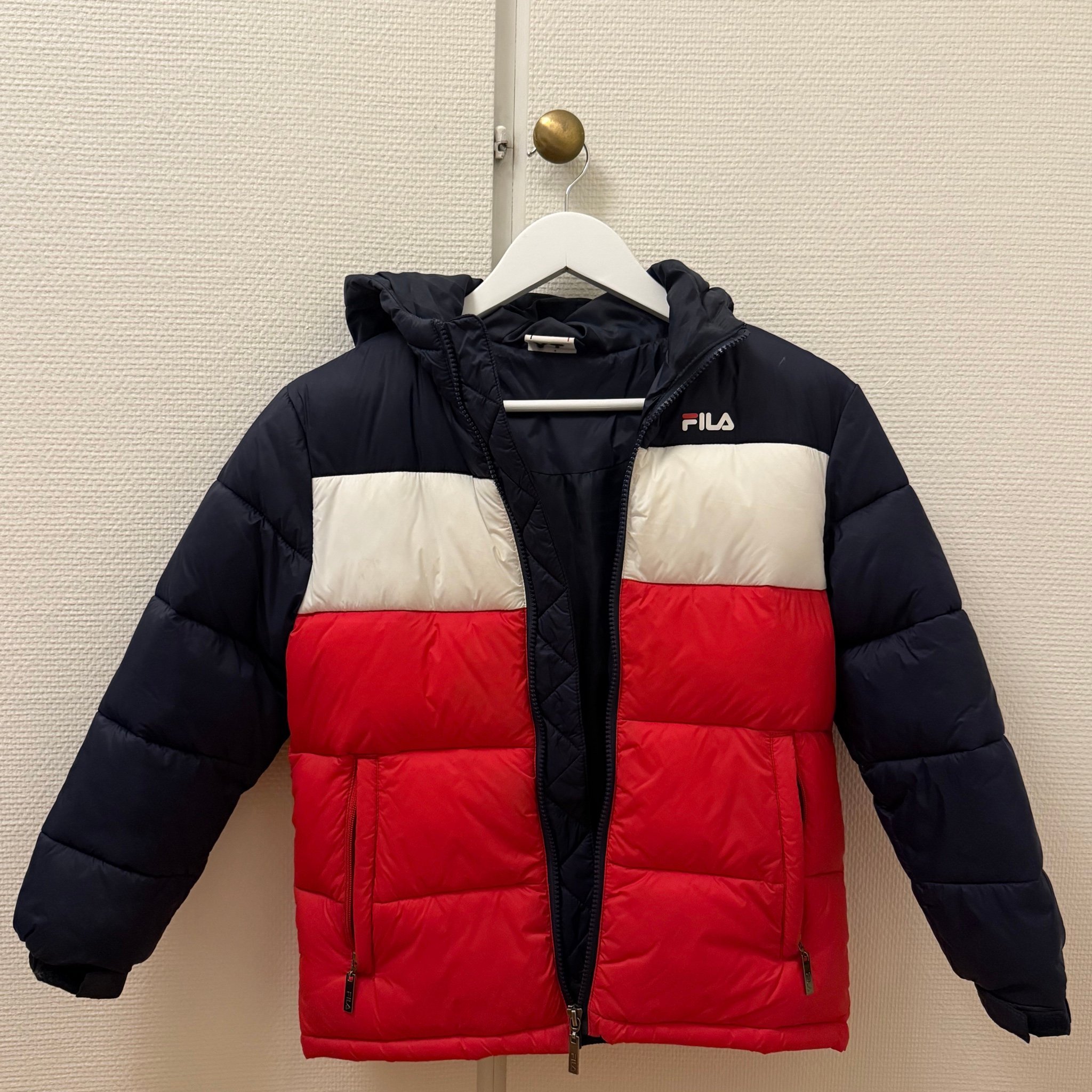 Snygg Fila jacka storlek 134-140 | Köp på Tradera (700883707)