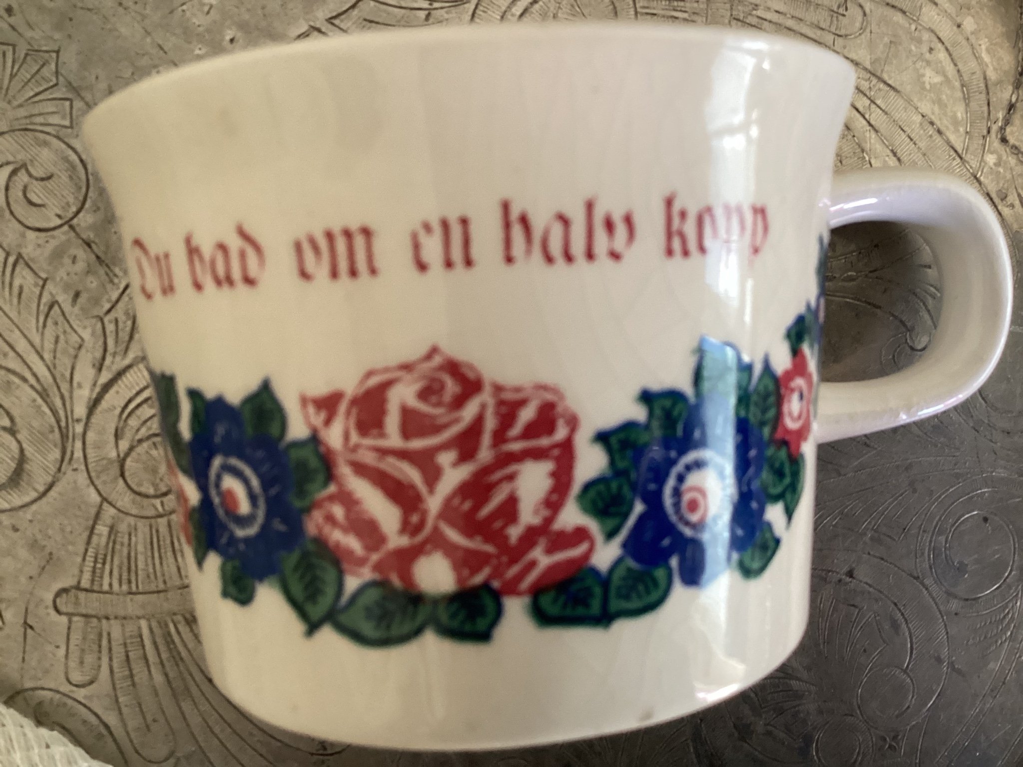 En rolig kopp i porslin ,den är halv.Det står ”.. | Köp på Tradera ...