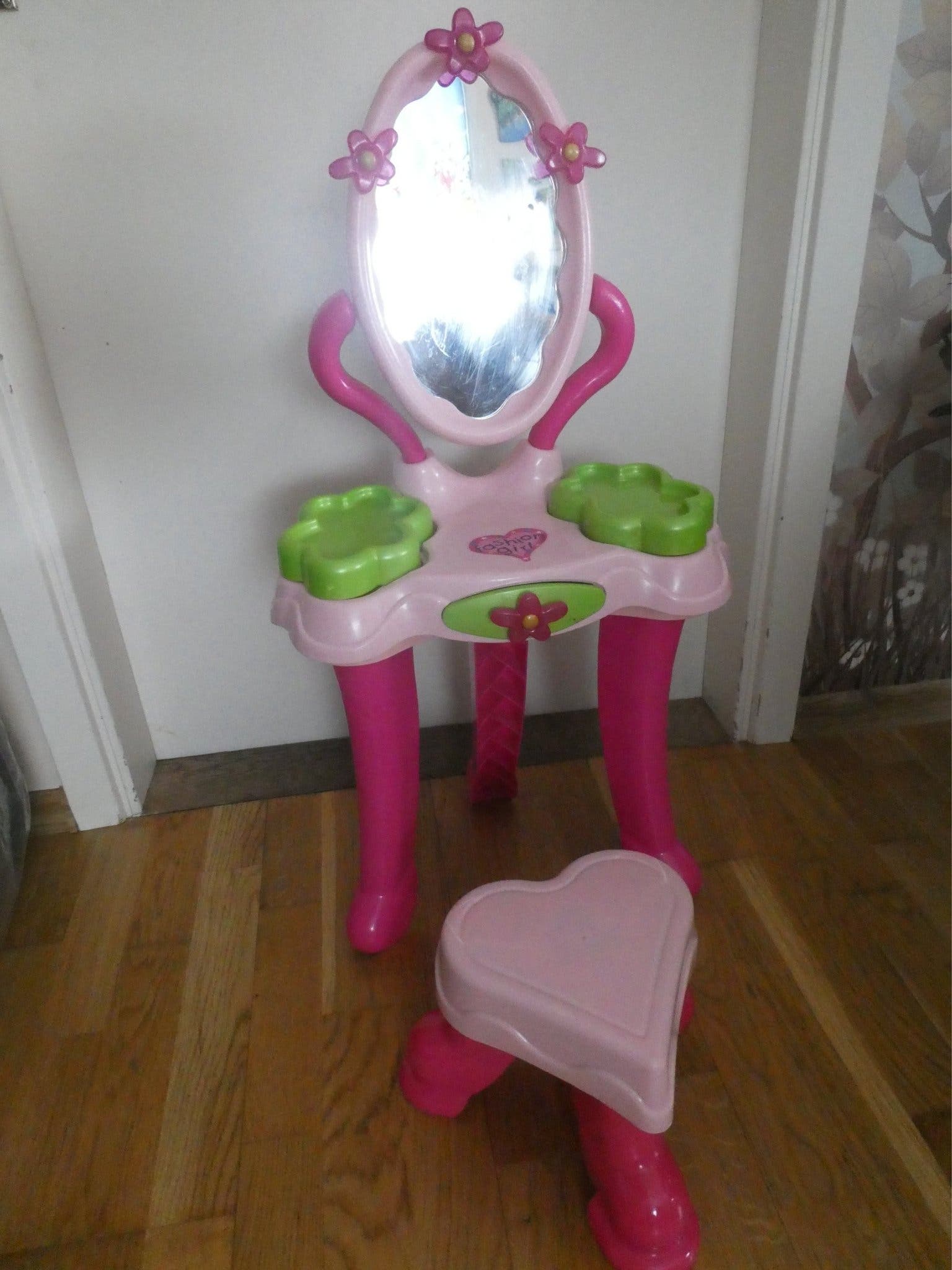 Se produkter som liknar Leksaks sminkbord på Tradera (716542525)