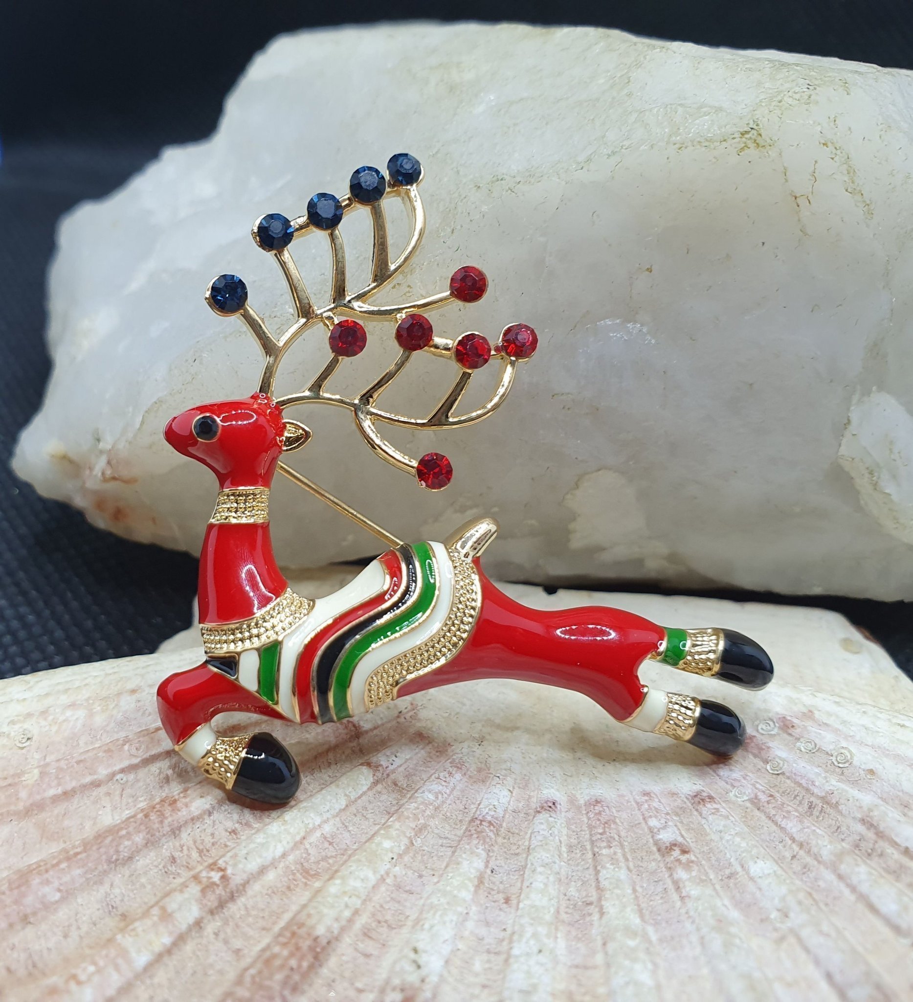 Brosch - Ren / Hjort i vackra färger (röd) | Köp på Tradera (694741460)