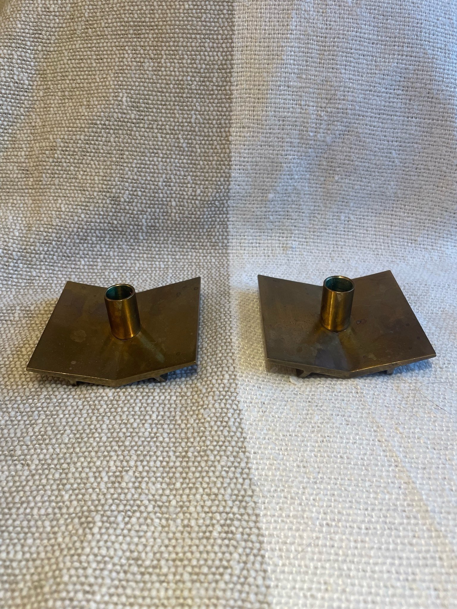 Pierre Forsell, Skultuna två ljusstakar i mässi.. | Köp på Tradera ...