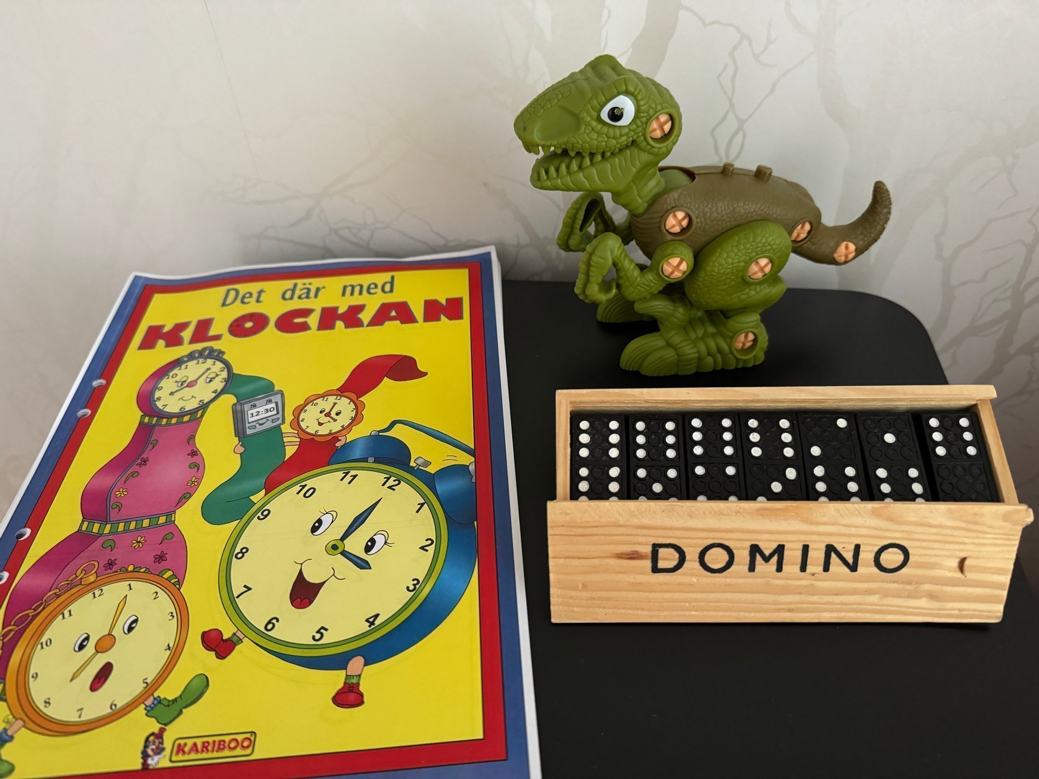 Se produkter som liknar DINOSAURIE DOMINO LÄRA KLOCKA.. på Tradera ...