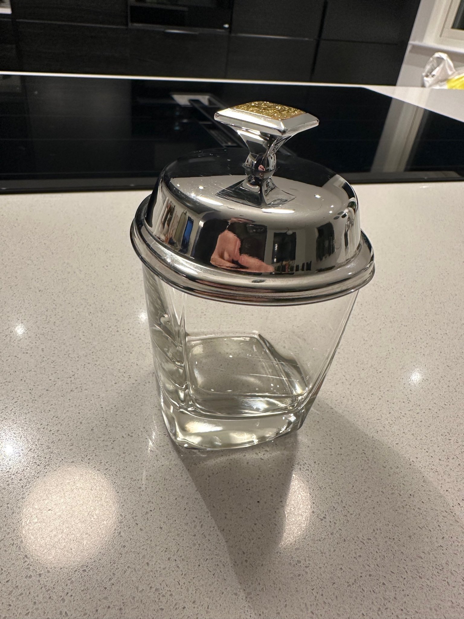 Burk med lock | Köp på Tradera (690953983)