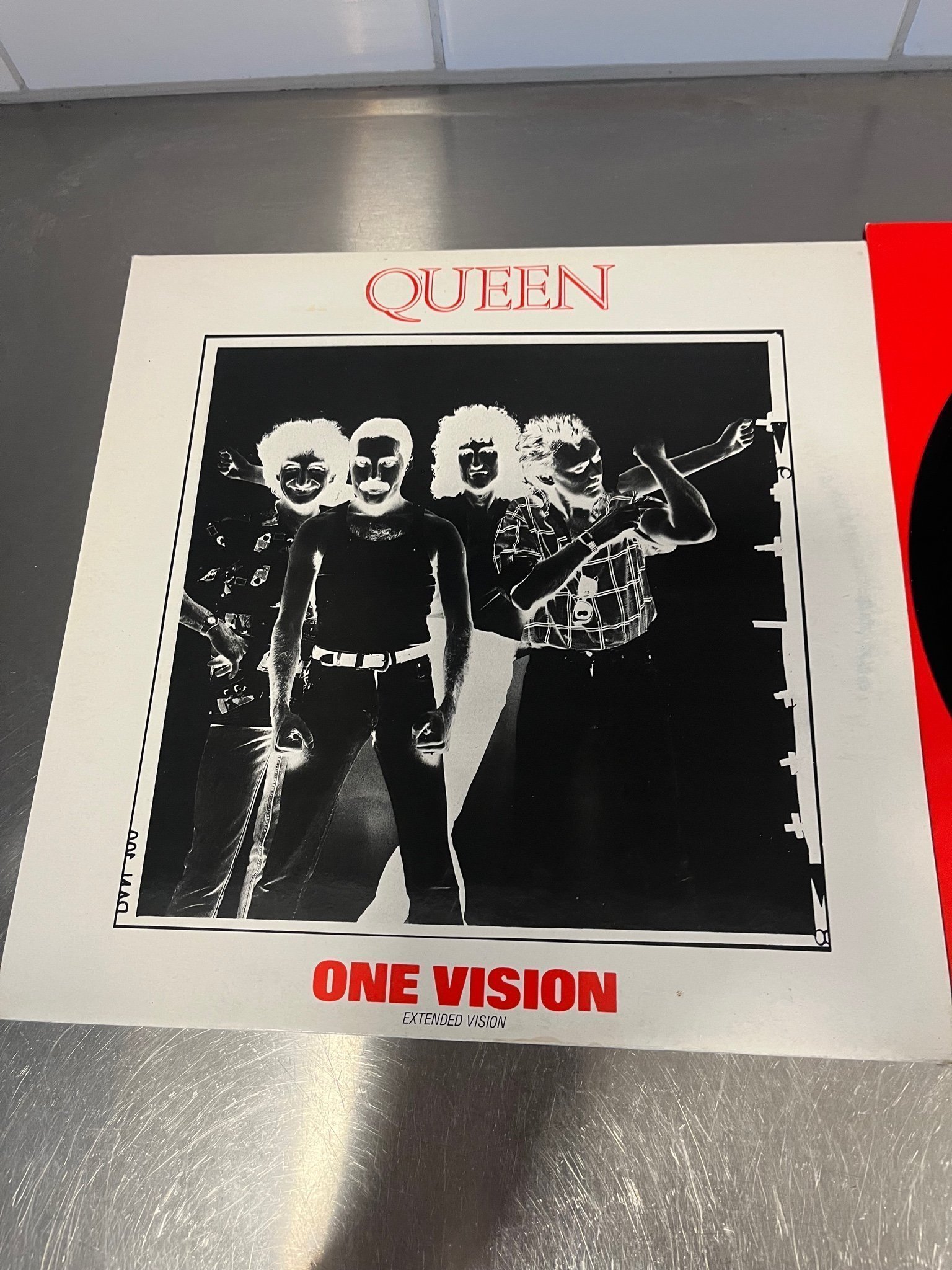 QUEEN / MAXI SINGEL / ONE VISION / VG+ SKICK PÅ.. | Köp på Tradera ...