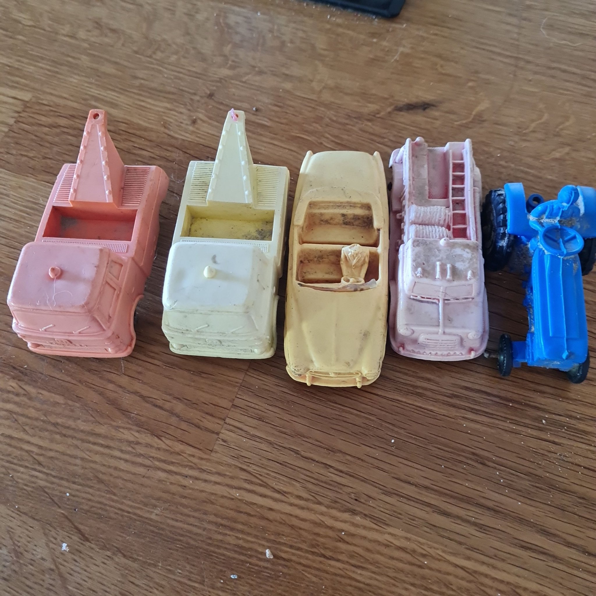Leksaksbilar i plast, 5 st Galantine och Tomte .. | Köp på Tradera ...