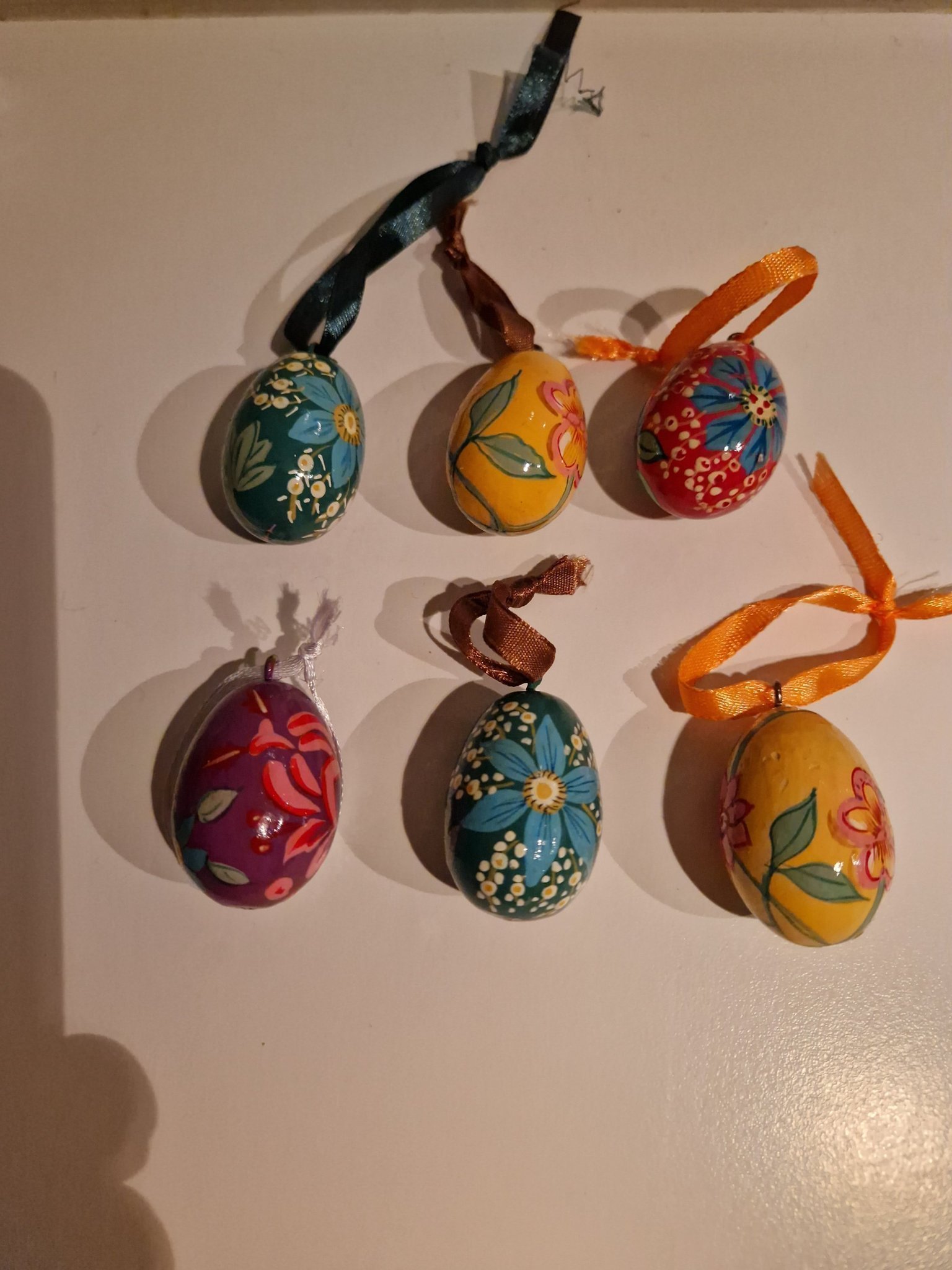 6 målade påskägg i trä med band | Köp på Tradera (695183407)