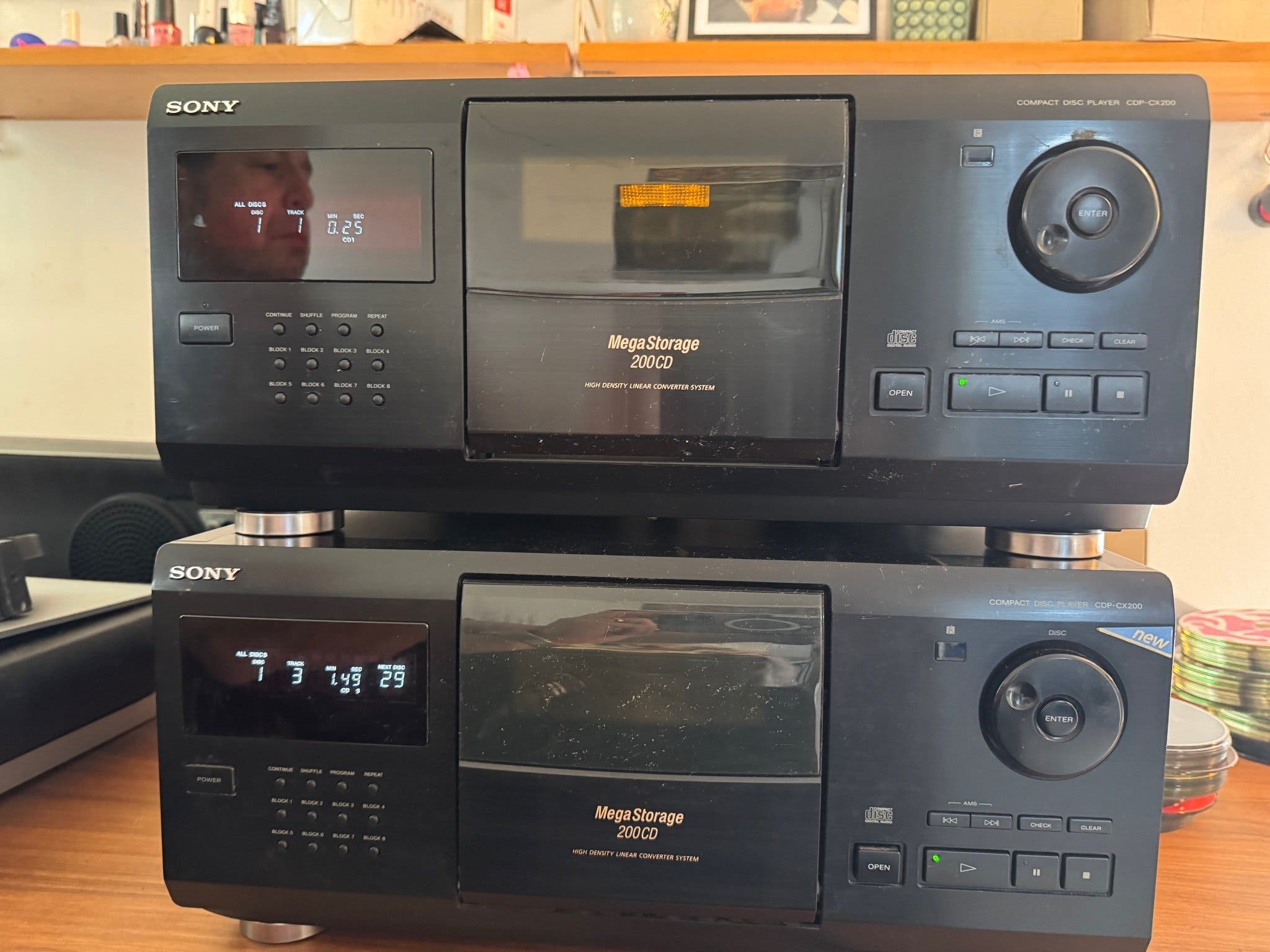 Två Sony MegaStorage 200CD CD-spelare | Köp på Tradera (696843926)