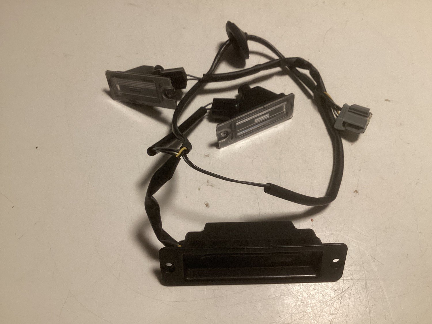 Se produkter som liknar Bakluckehandtag Skyltbelysnin.. på Tradera ...