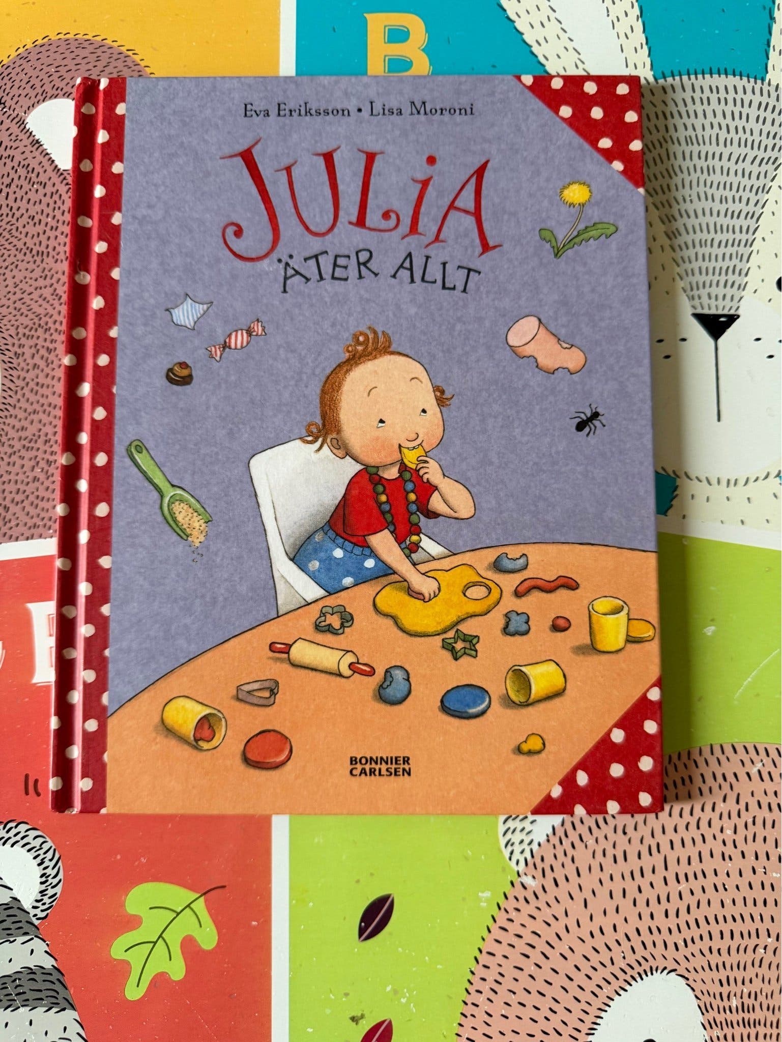 Se produkter som liknar Barnbok - Julia äter allt av .. på Tradera ...