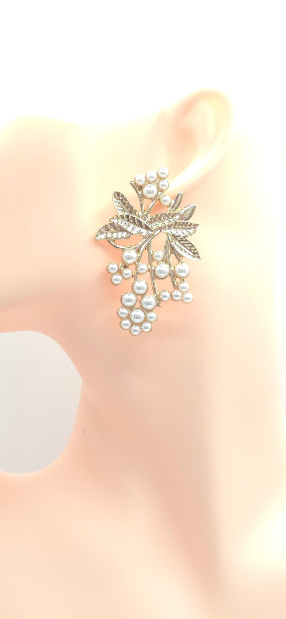 Se produkter som liknar Guldiga pärlörhängen med blad.. på Tradera ...