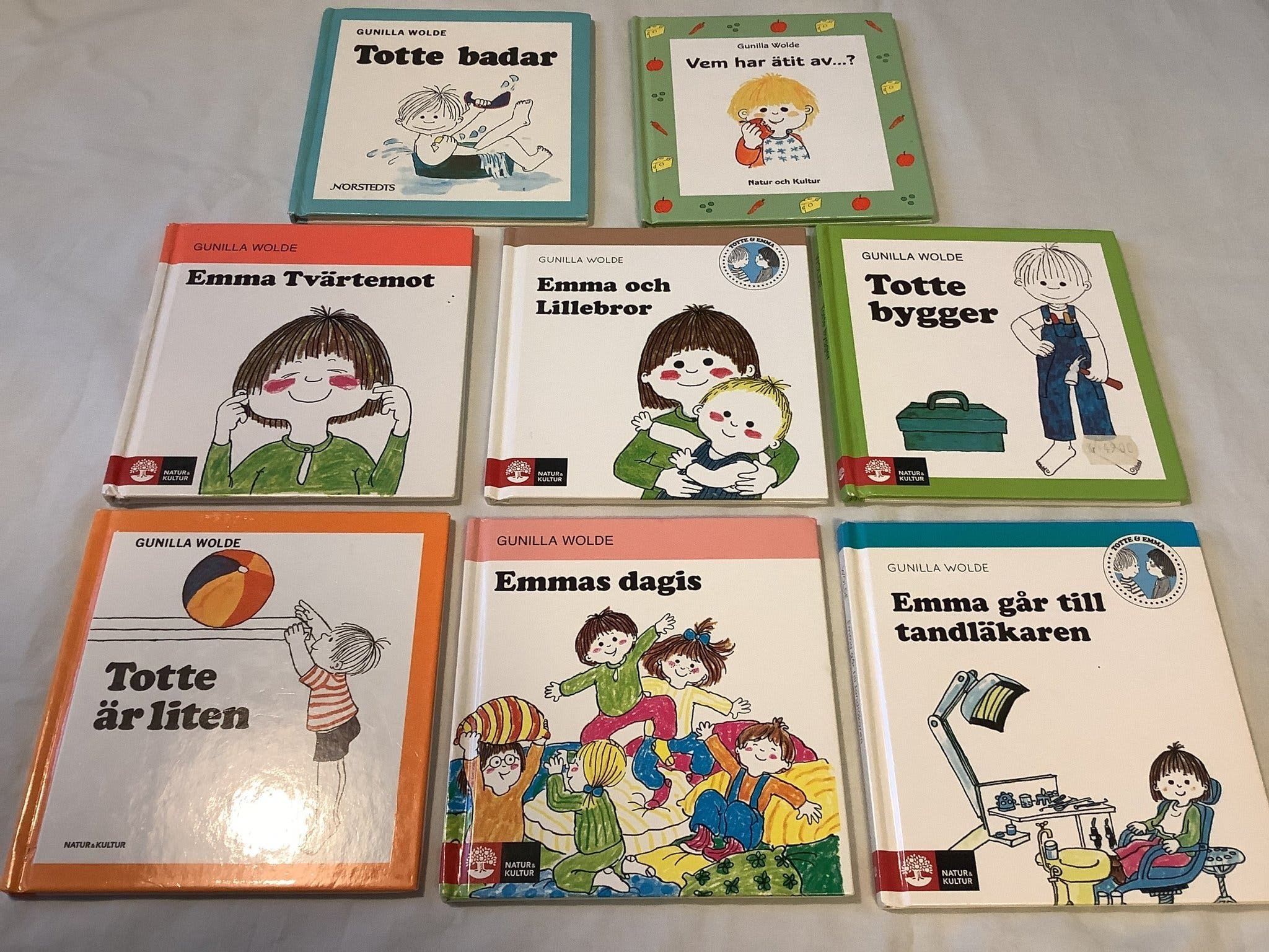 Se produkter som liknar 8 x Emma och Totte av Gunilla.. på Tradera ...