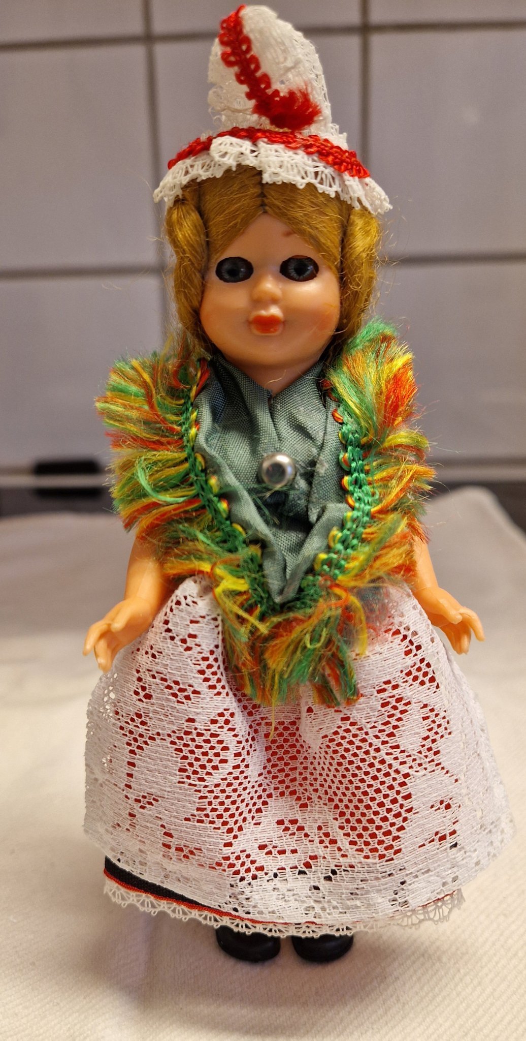 Liten fin docka med fina kläder och blinkögon, .. | Köp på Tradera ...