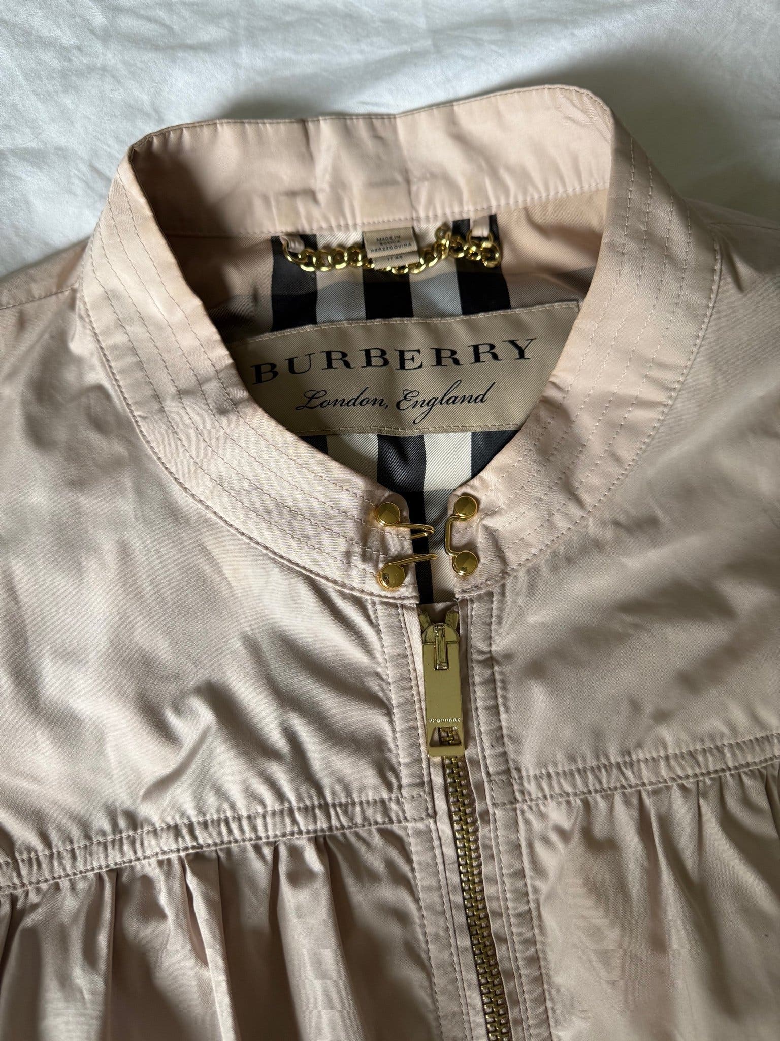 Burberry trenchcoat puderbeige, storlek M/L | Köp på Tradera (735310409)