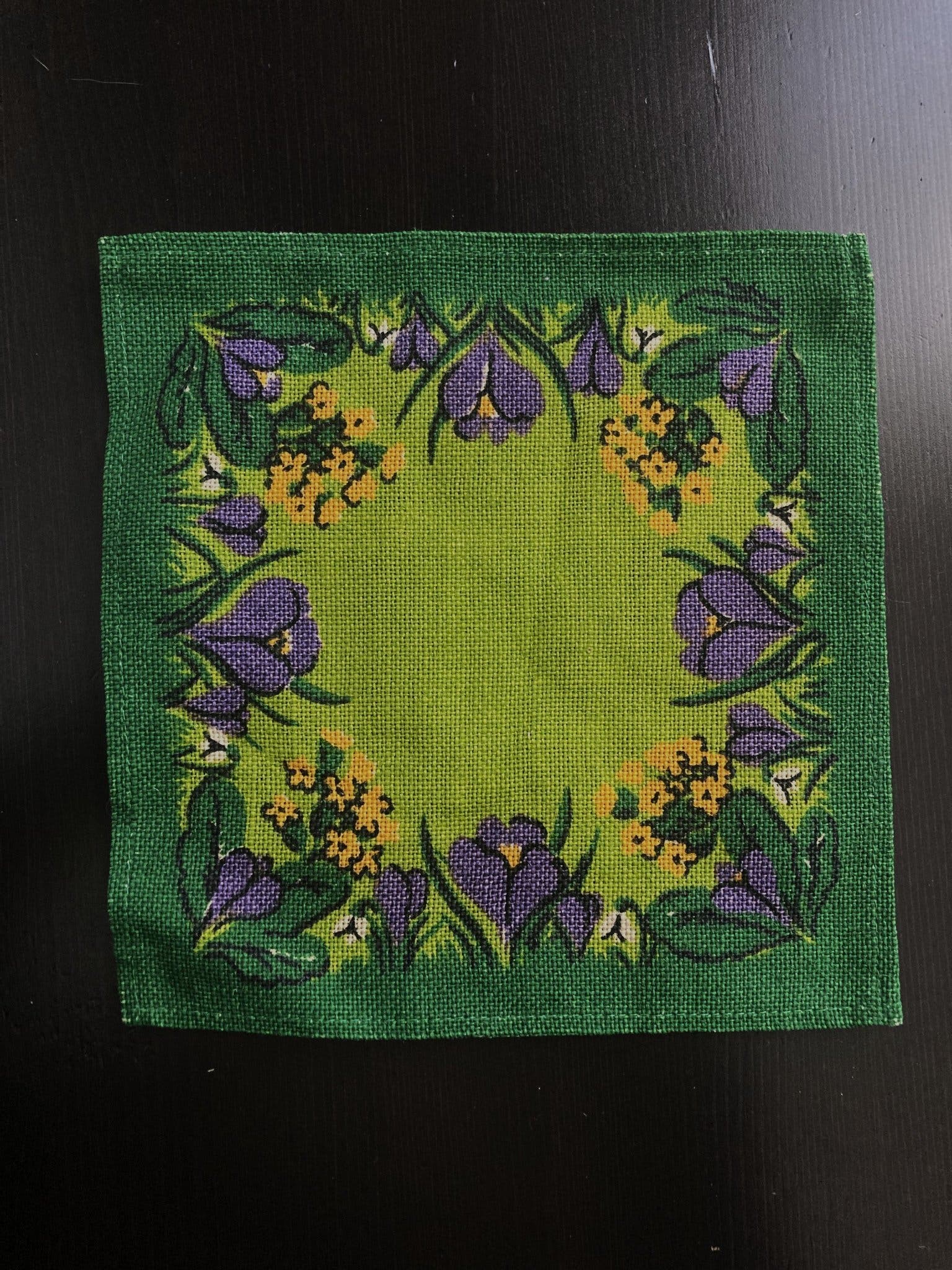 Se produkter som liknar Grön blommig duk i jute, retr.. på Tradera ...