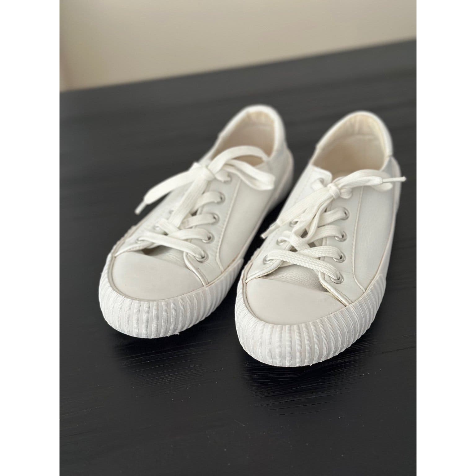 Se produkter som liknar H&M skor Stl 36 på Tradera (644996336)