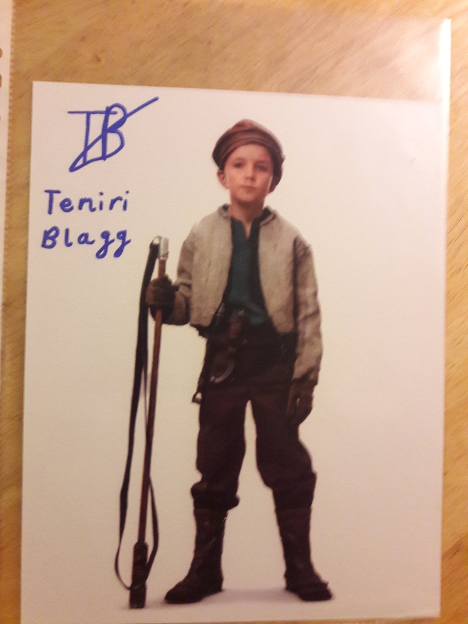 Se produkter som liknar Autograf Temiri Blagg star wars på Tradera ...