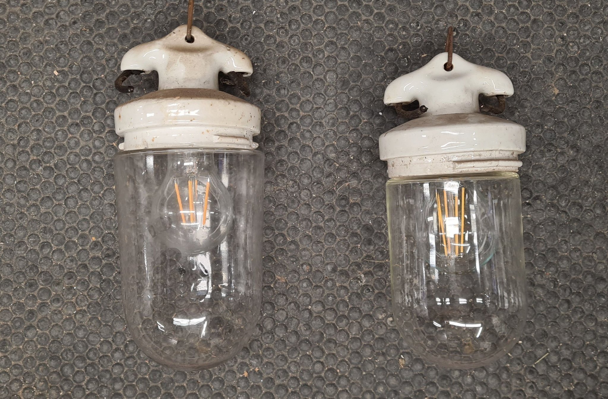 Se produkter som liknar Två Gamla Stall Lampor på Tradera (707467992)