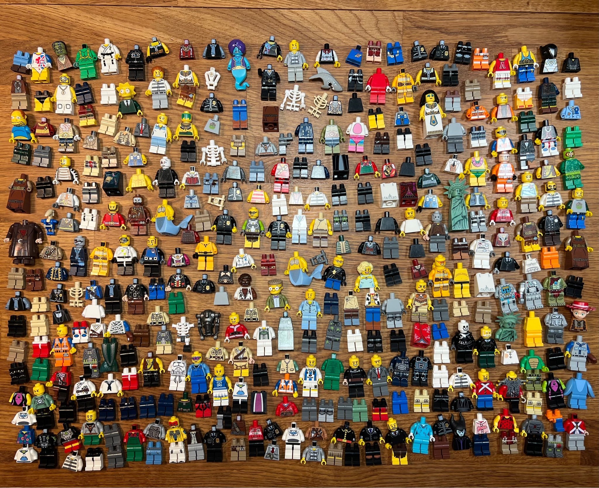 820 g LEGO Minifigurdelar – huvuden, torsos, be.. | Köp på Tradera ...