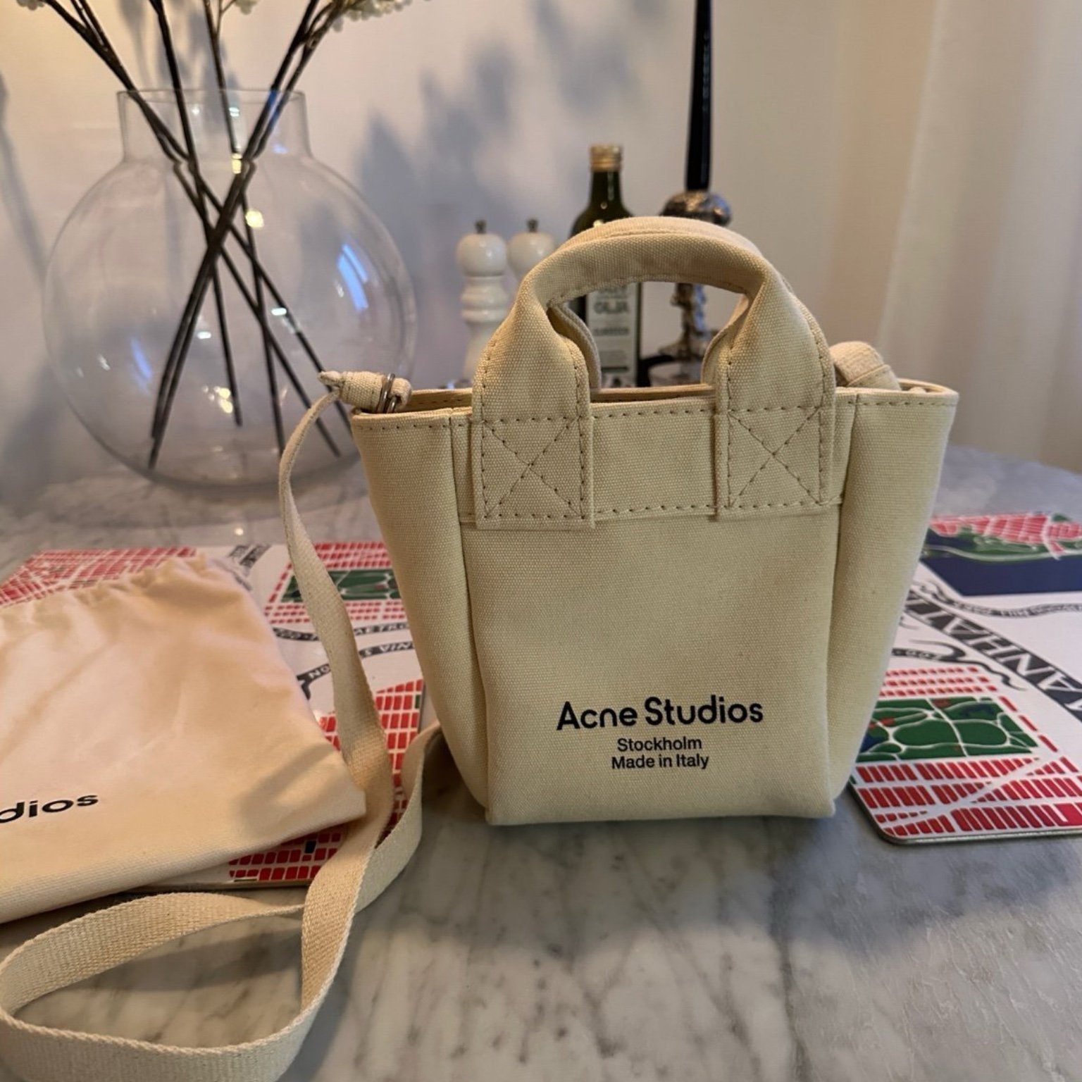 Se produkter som liknar Mini totebag väska från Acne .. på Tradera ...