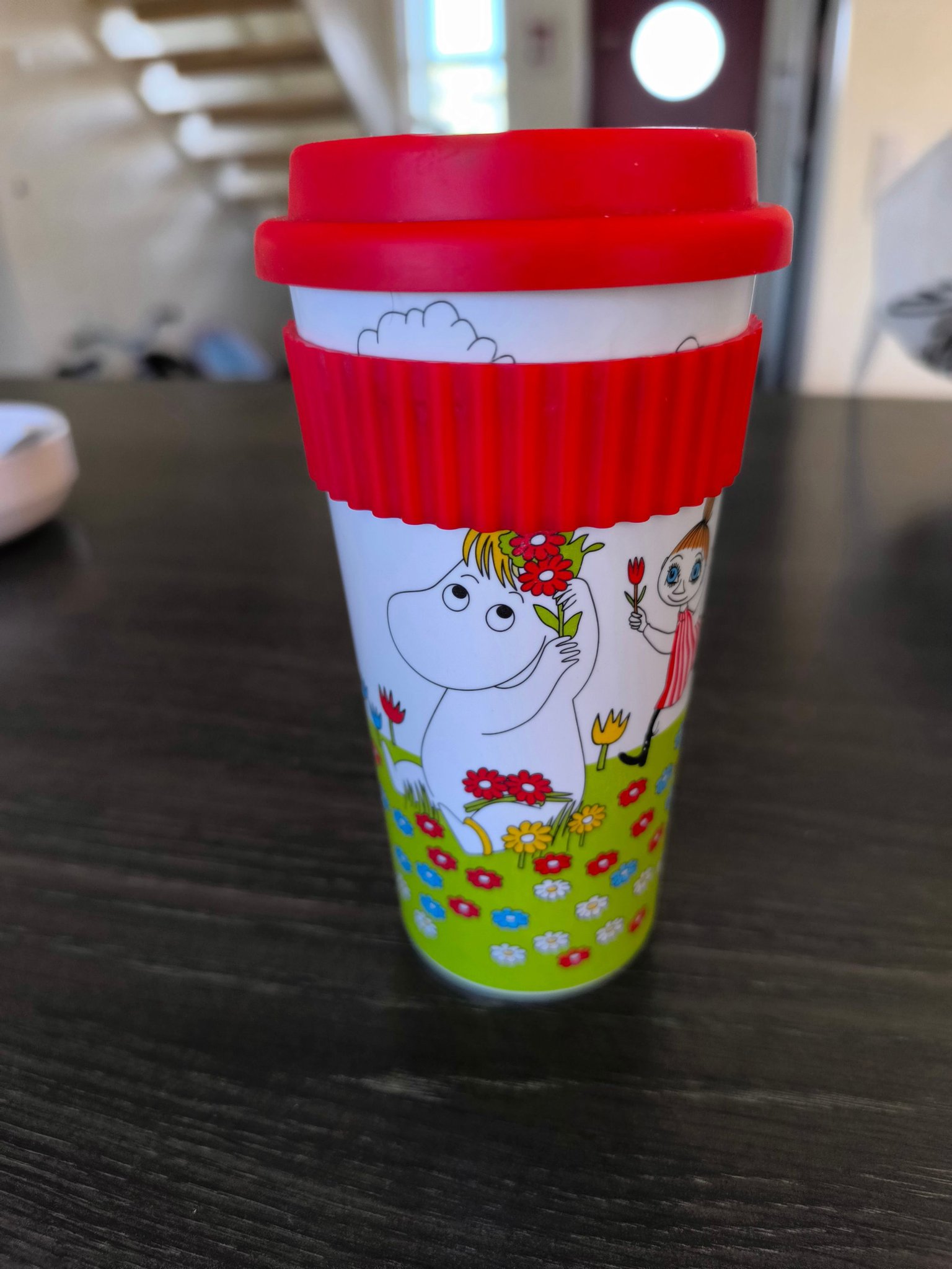 Se produkter som liknar Mumin Mugg med Lock på Tradera (689447024)