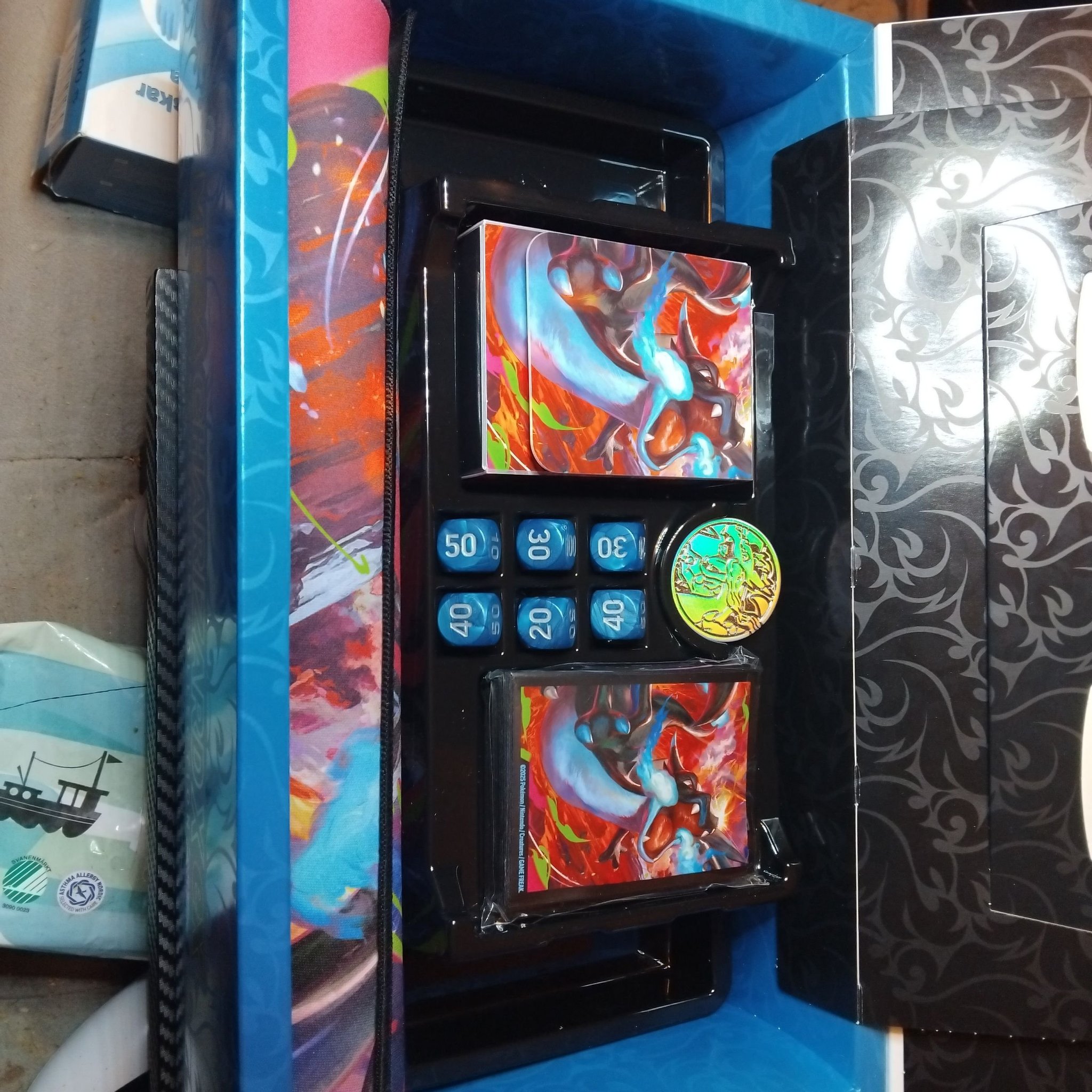 Pokemon TCG: Charizard EX Premium Collection | Köp på Tradera (708947389)