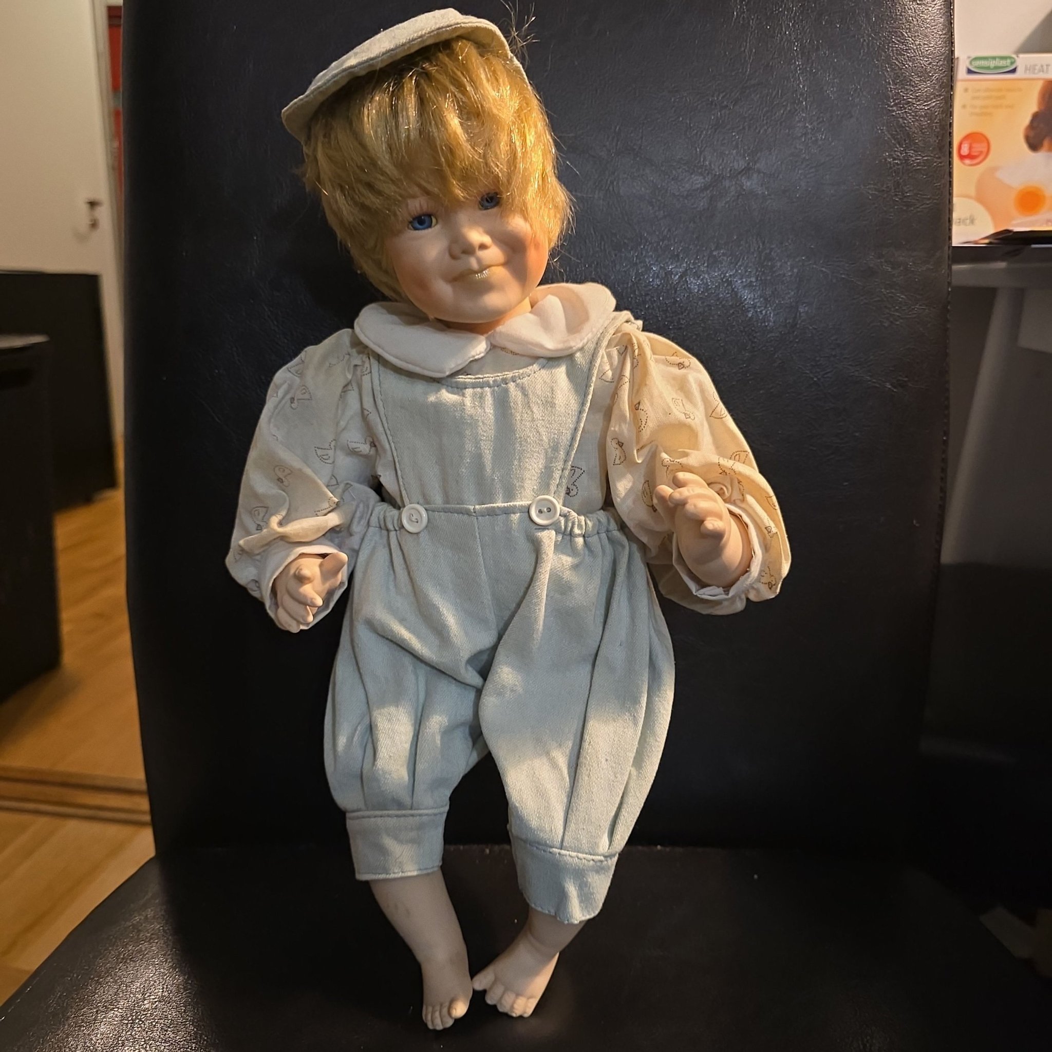 Vintage Porslinsdocka med blont hår och hatt | Köp på Tradera (698406987)